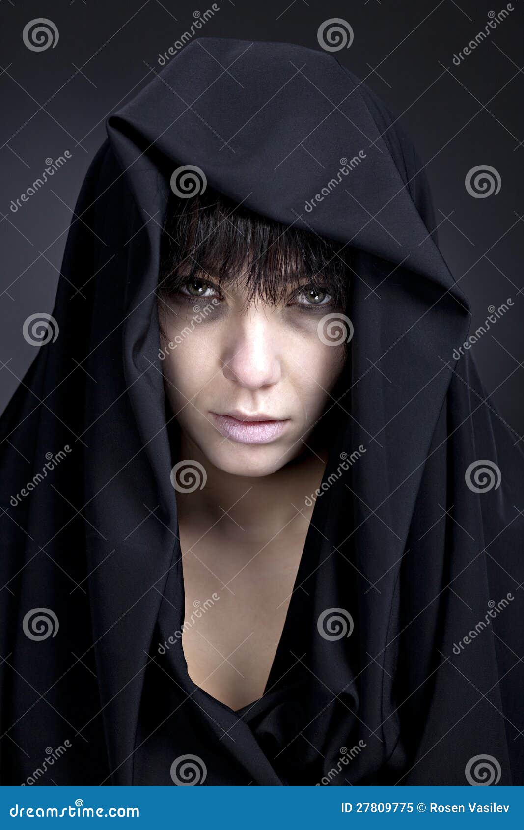 Mujer Con Una Cara Pálida En Negro Imagen de archivo - Imagen de muerte ...