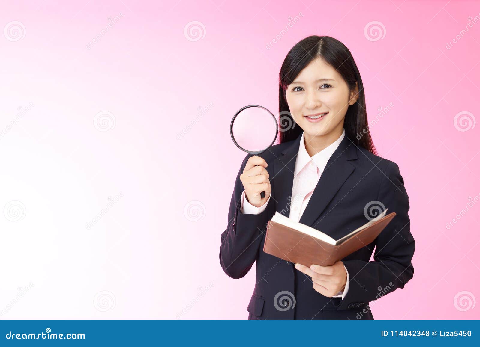 Mujer con una lupa foto de archivo. Imagen de muchacha - 114042348