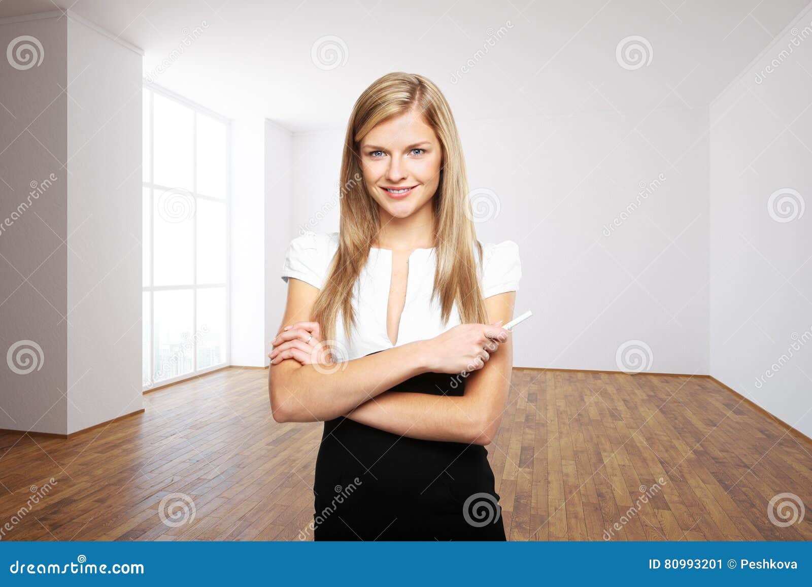 Mujer confiada en interior imagen de archivo. Imagen de atractivo ...