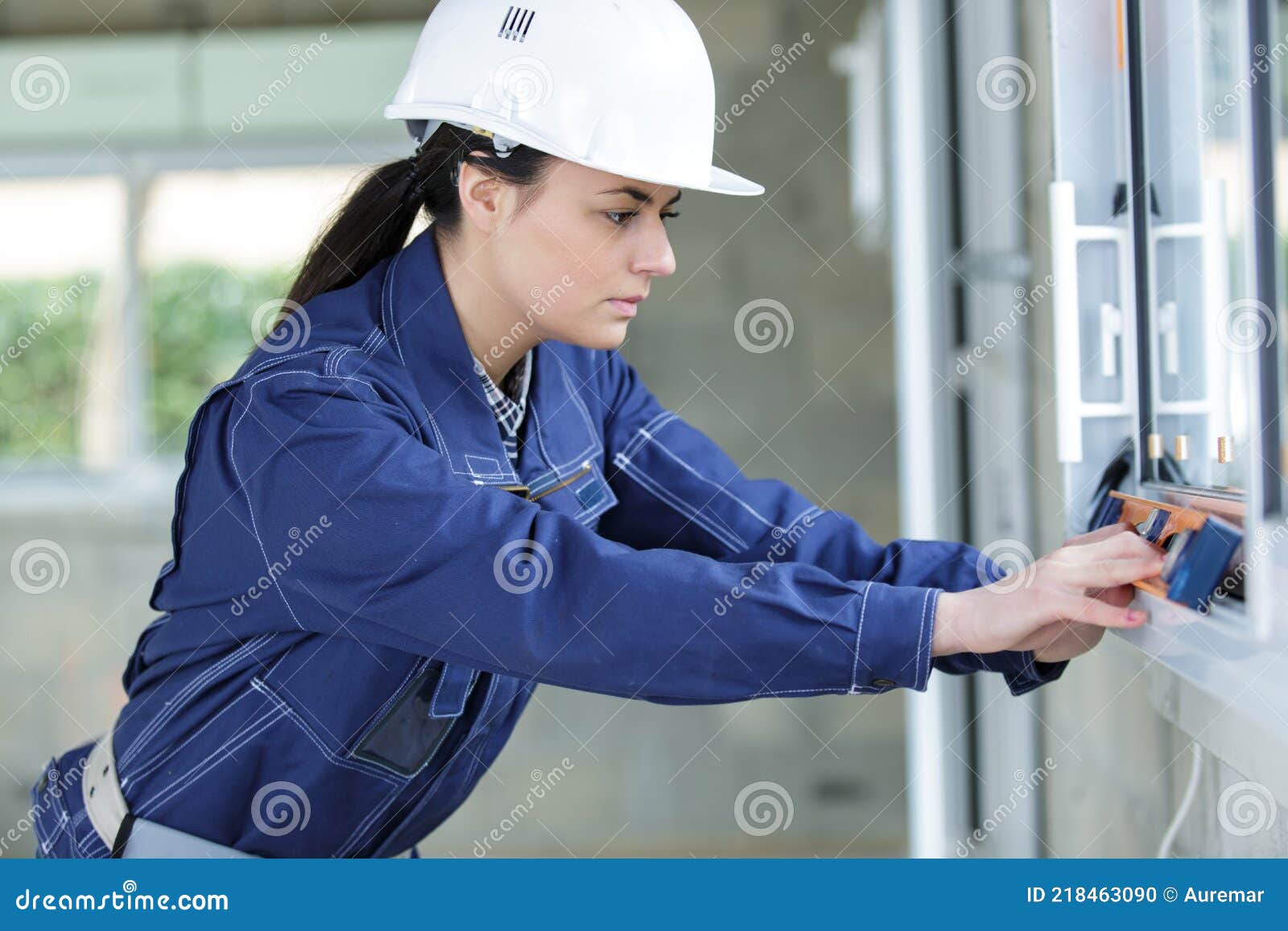 Mujer Constructor Trabajando En Ventana Foto de archivo - Imagen de ...