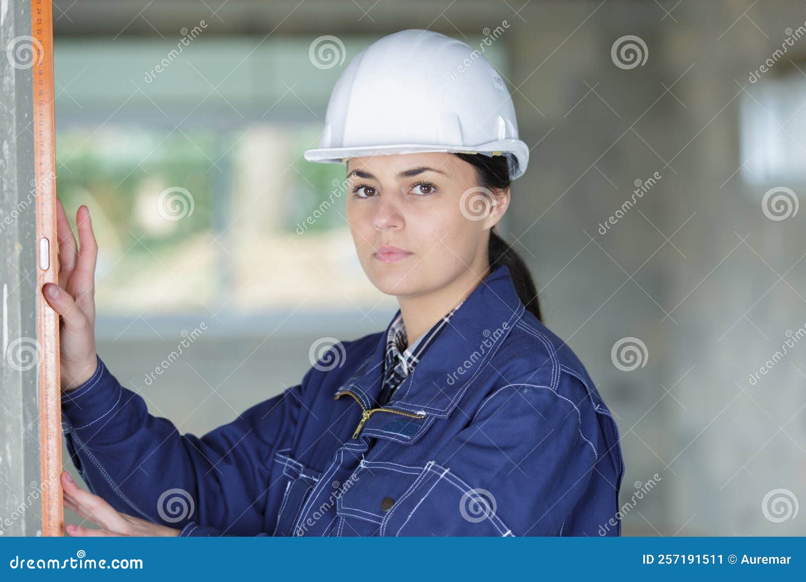 Mujer Constructora Con Nivel En Edificio Nuevo Imagen de archivo ...