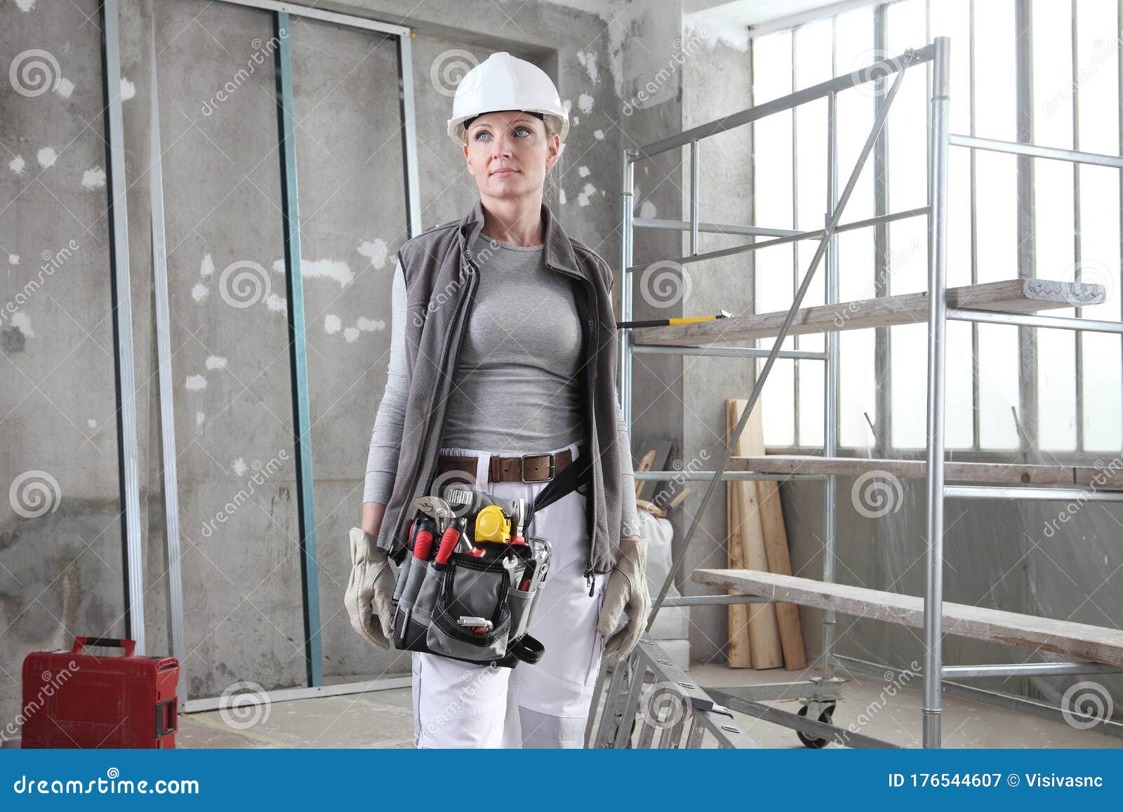 Mujer Constructora De Constructoras Usando Casco Blanco Y Bolsa De ...