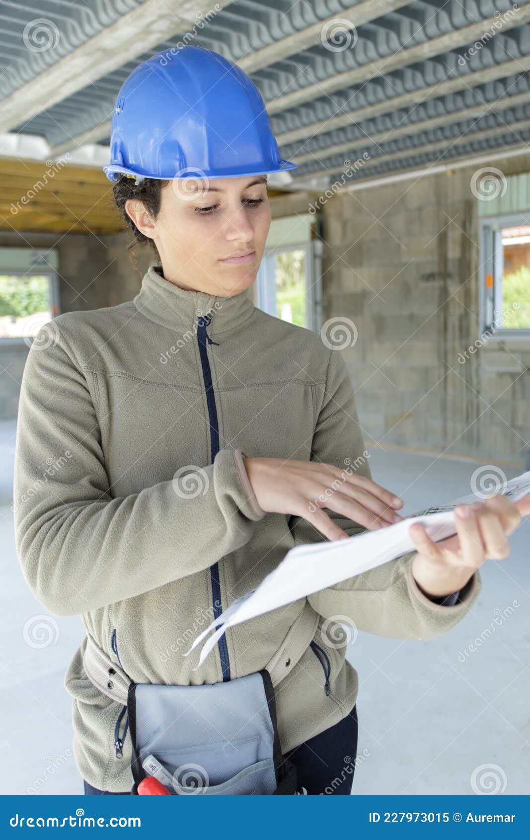 Mujer Constructora De Obras Mirando Los Planos En El Lugar Imagen de ...