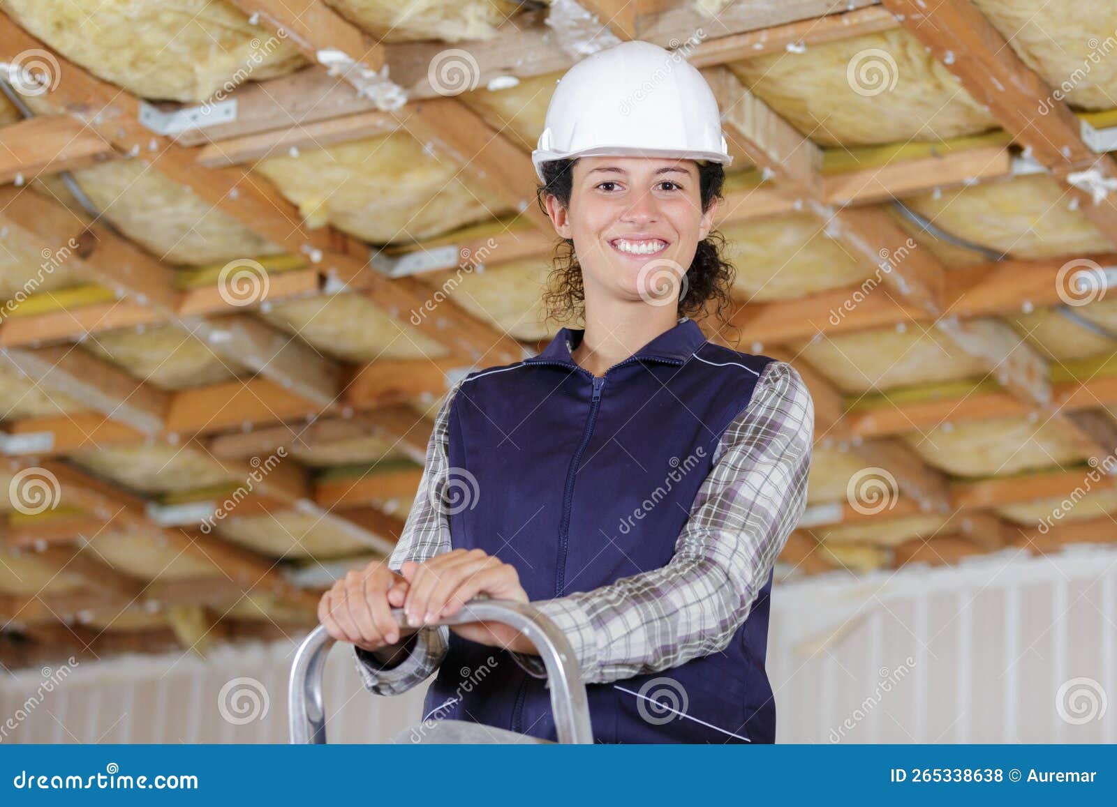 Mujer Constructora Exitosa En Escalera Foto de archivo - Imagen de ...