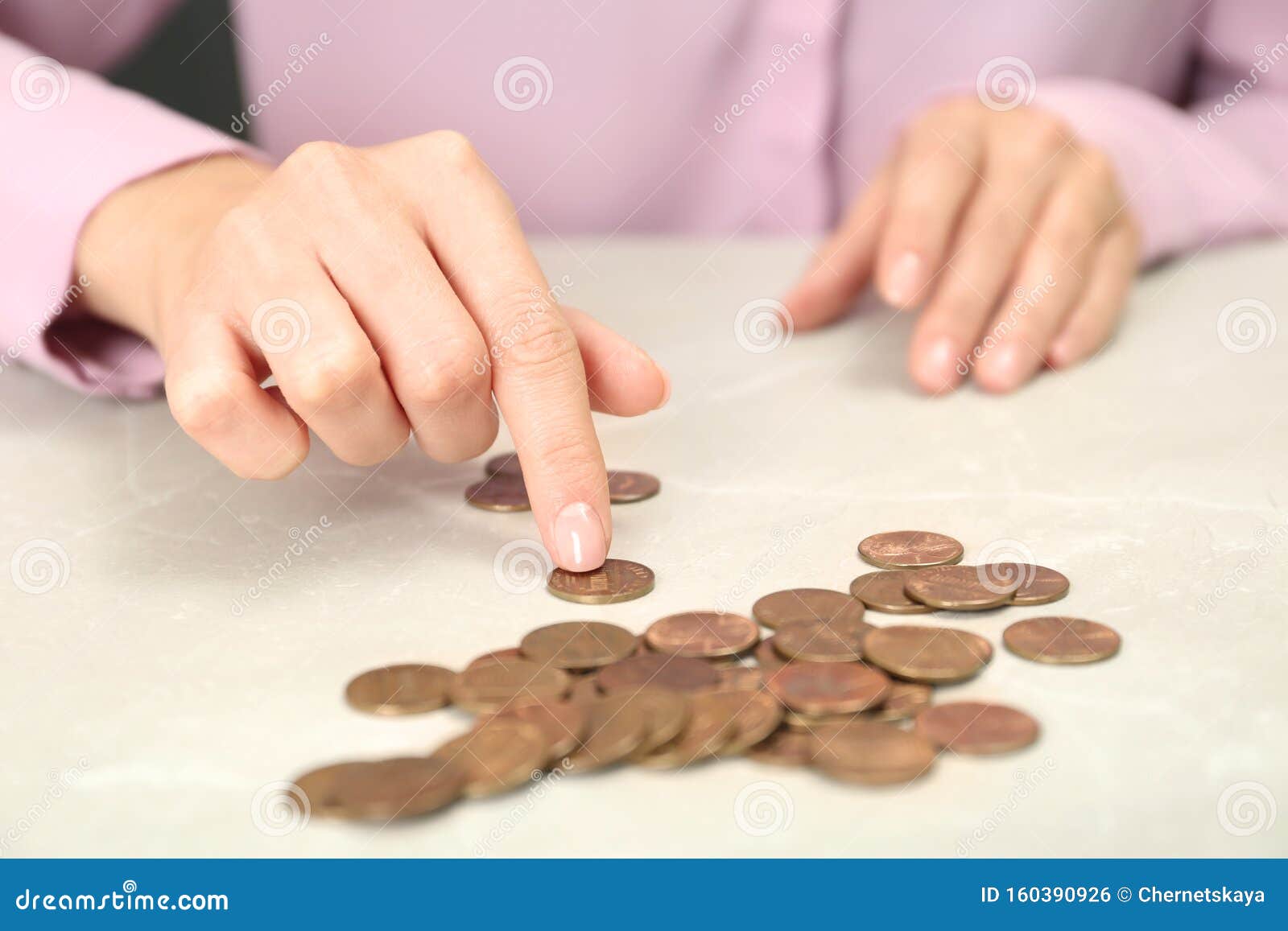 Mujer Contando Monedas En Mesa Ligera Foto de archivo - Imagen de ...