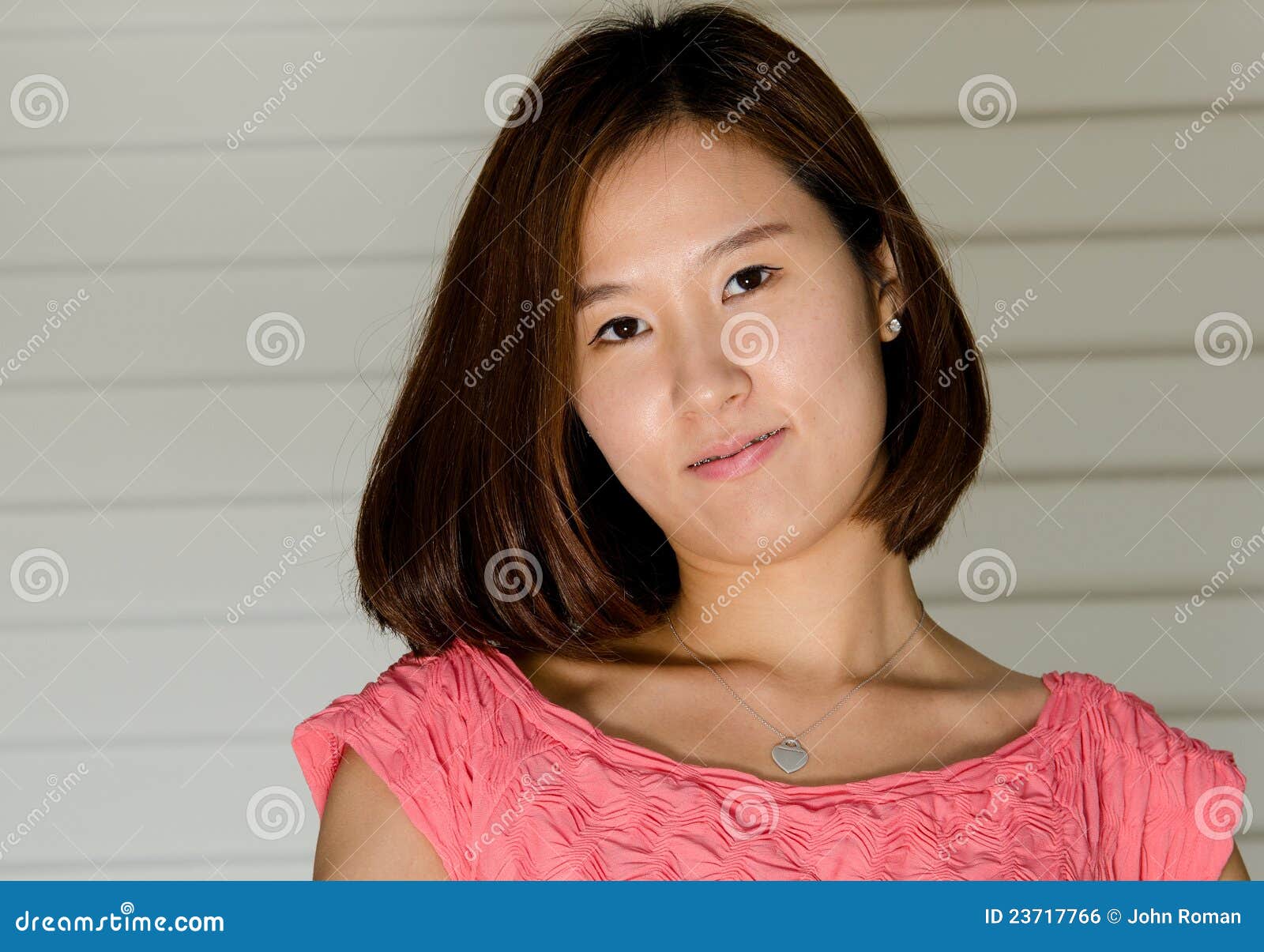 Mujer coreana foto de archivo. Imagen de sonrisa, hembra - 23717766