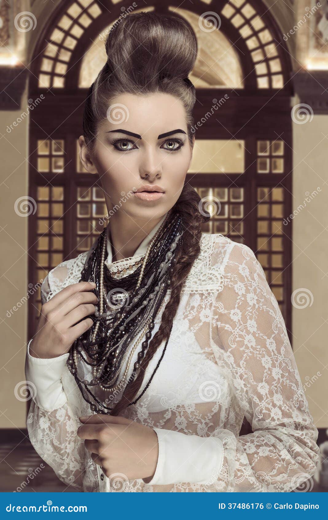 Mujer creativa de la moda foto de archivo. Imagen de maquillaje - 37486176