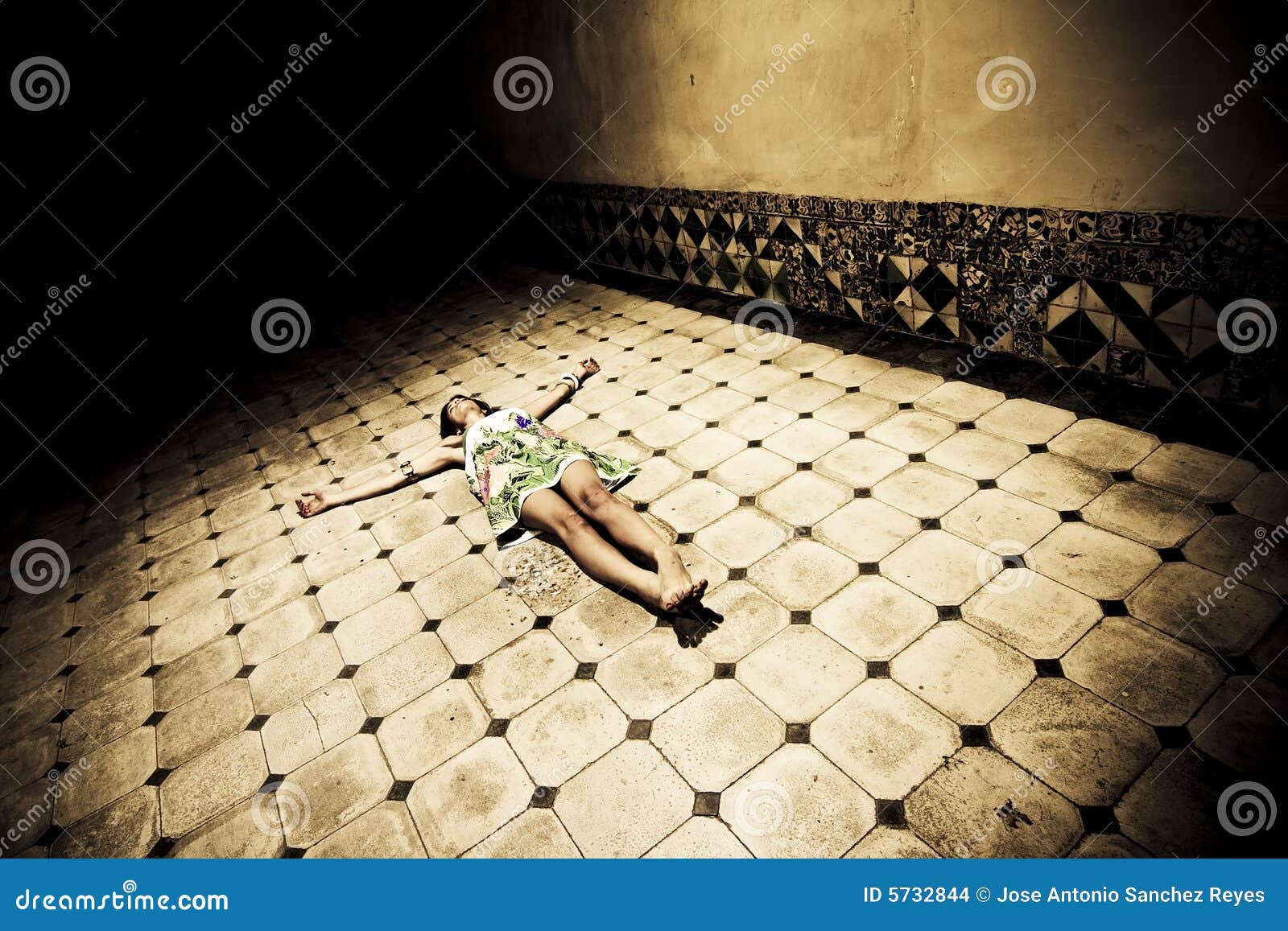 Mujer crucificada foto de archivo. Imagen de pascua, dedique - 5732844