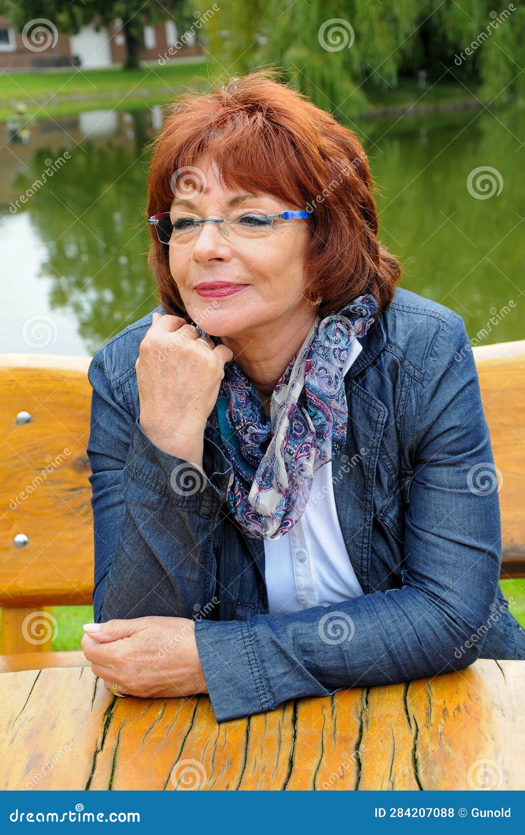 Mujer De Buen Aspecto Sentada Afuera En Un Lago Foto de archivo ... Mujer De Buen Aspecto Sentada Afuera En Un Lago Foto de archivo ...