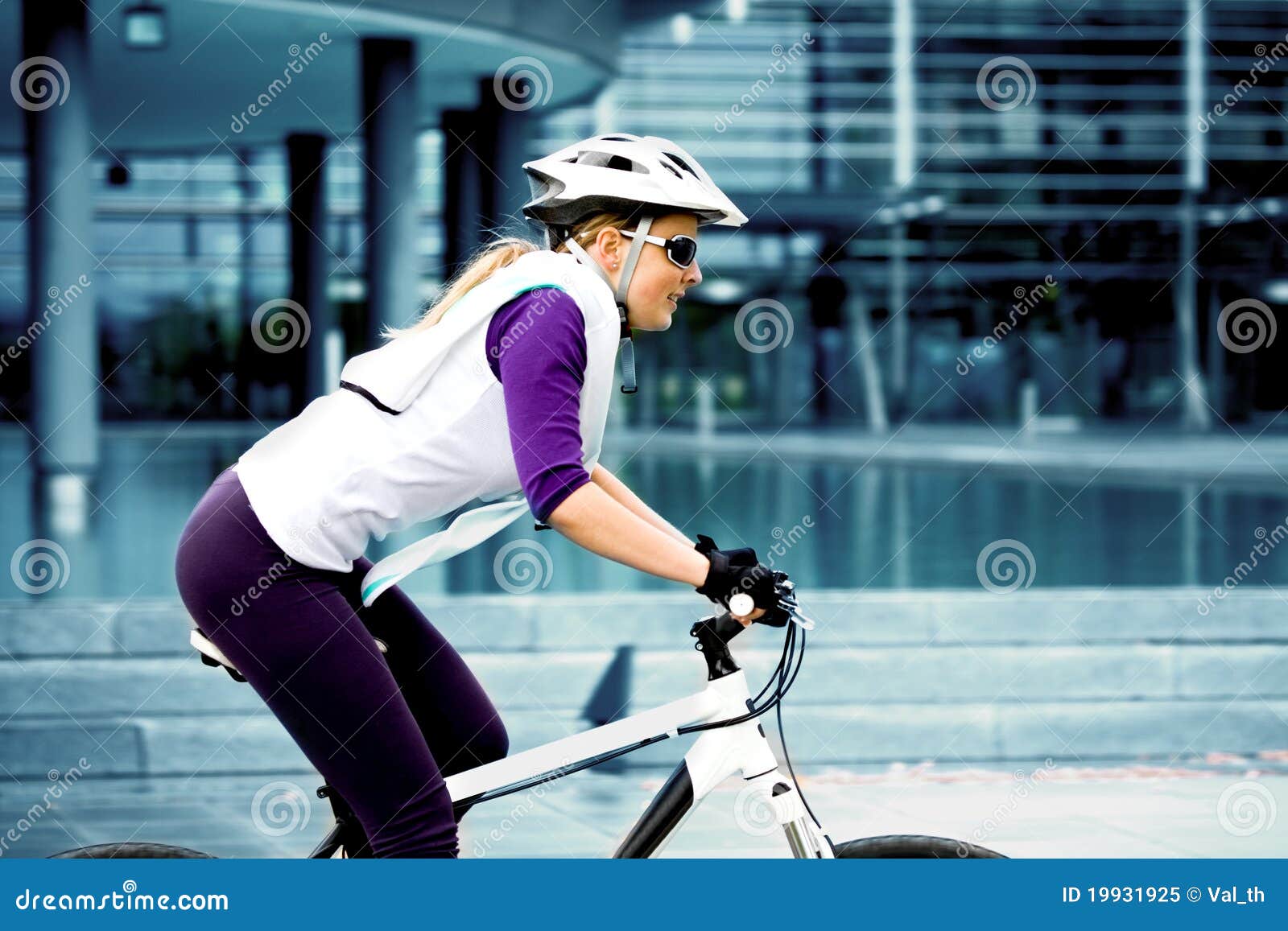 Mujer de ciclo imagen de archivo. Imagen de casco, ciclismo - 19931925