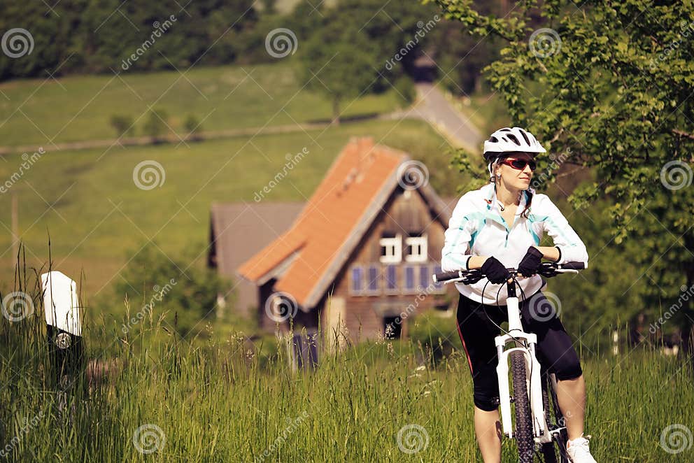 Mujer de ciclo imagen de archivo. Imagen de bicicleta - 31999335