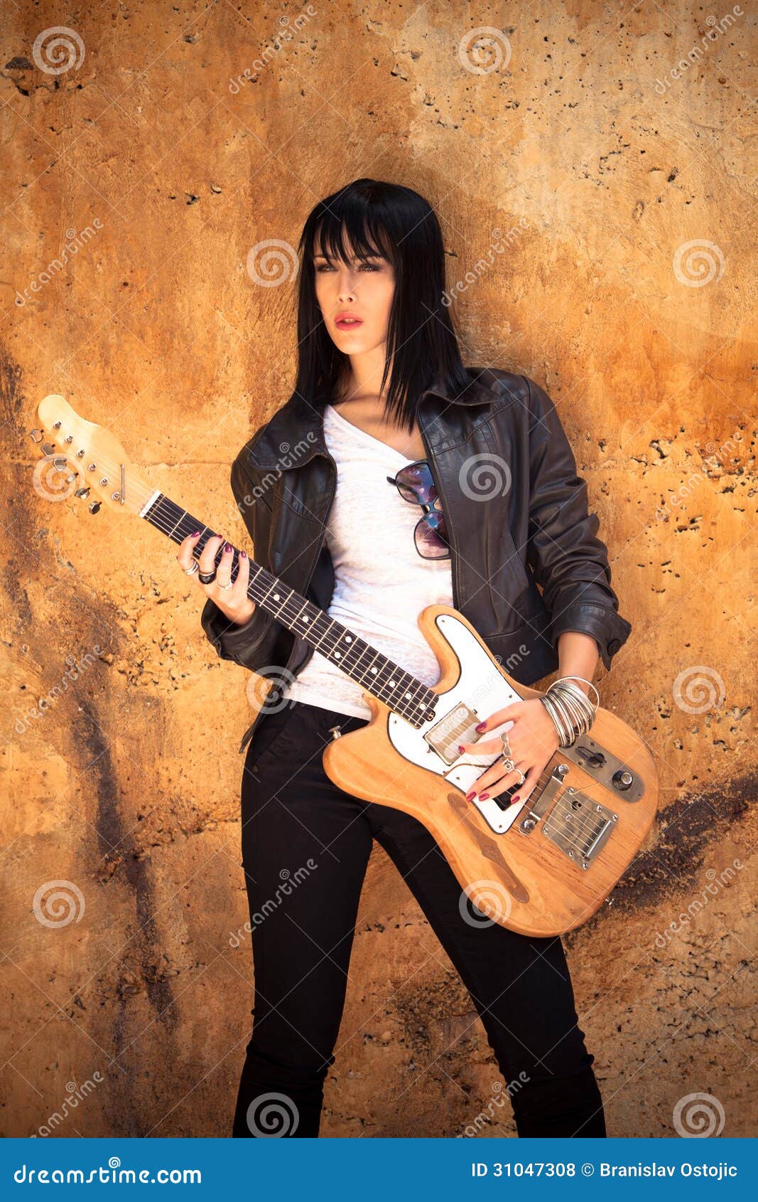 Mujer de la roca foto de archivo. Imagen de negro, exterior - 31047308