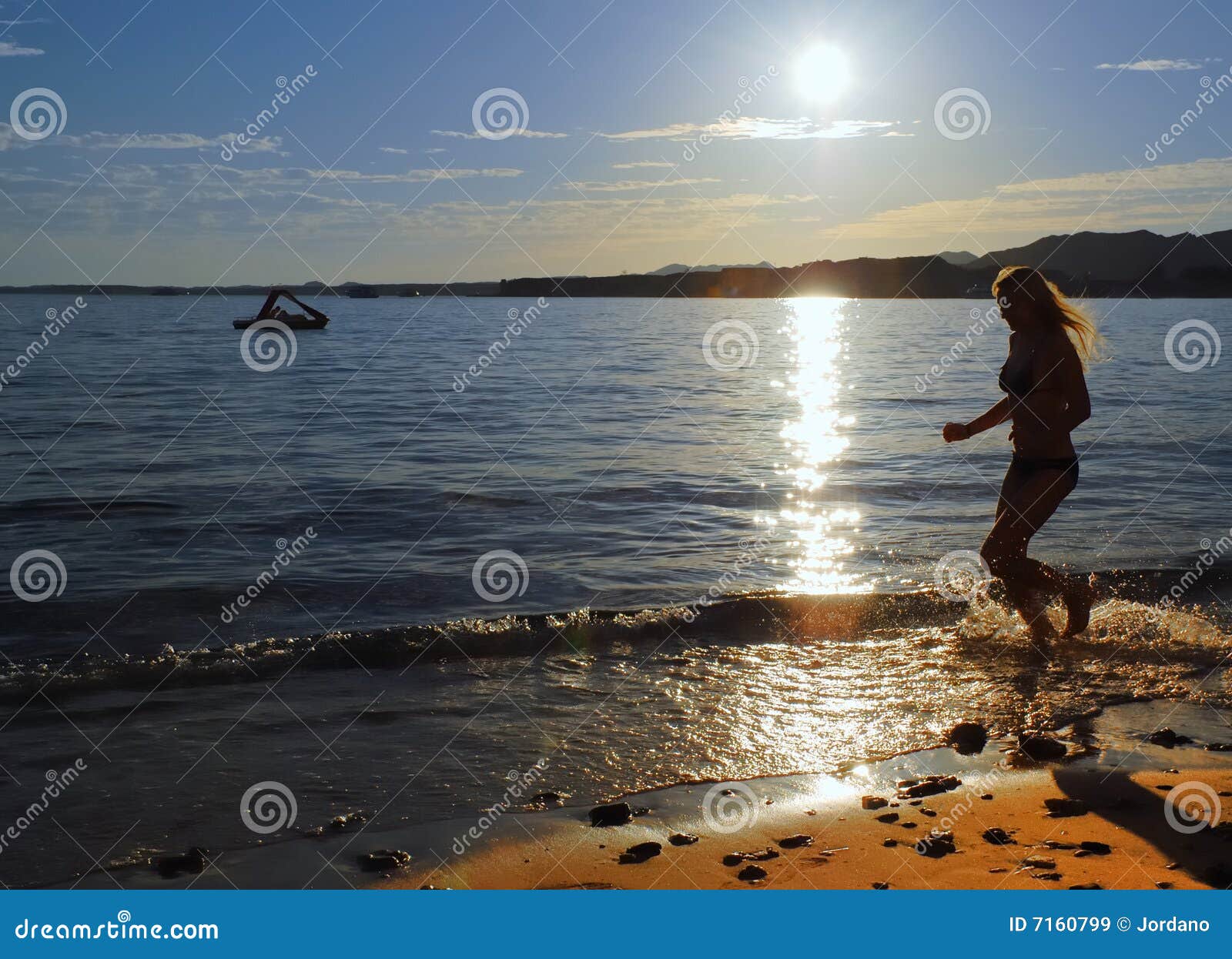 Mujer De La Silueta Que Salta En La Playa Imagen de archivo - Imagen de ...