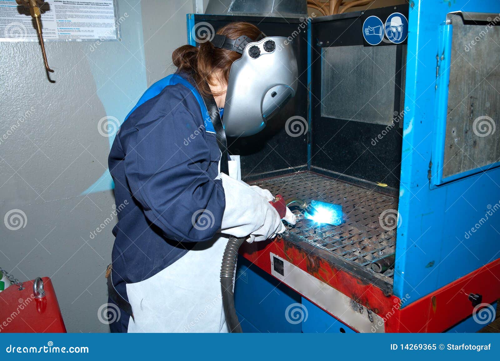 Mujer de la soldadura imagen de archivo. Imagen de guardapolvos - 14269365