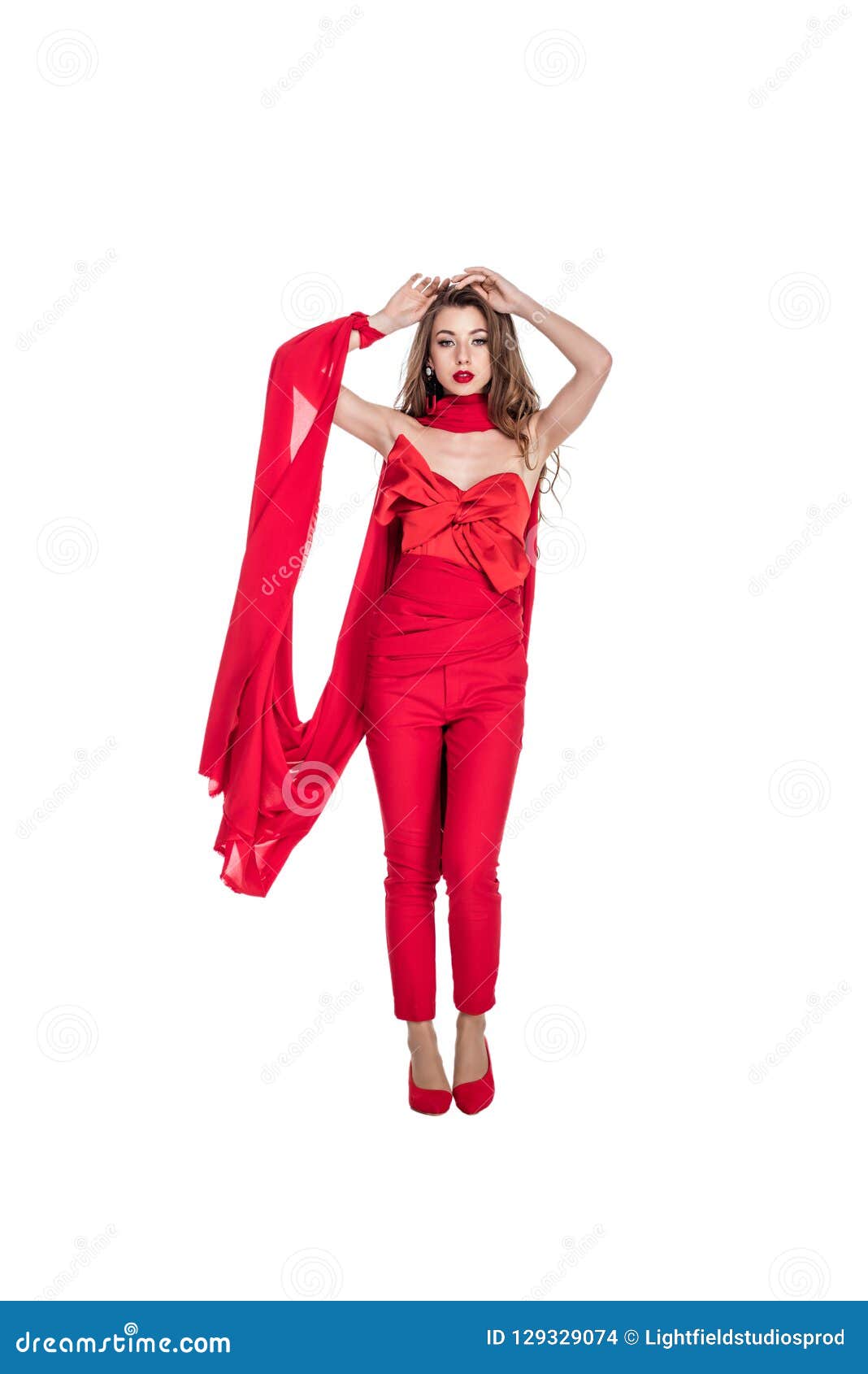 Mujer De Moda Elegante Que Presenta En Ropa Roja Foto de archivo ...