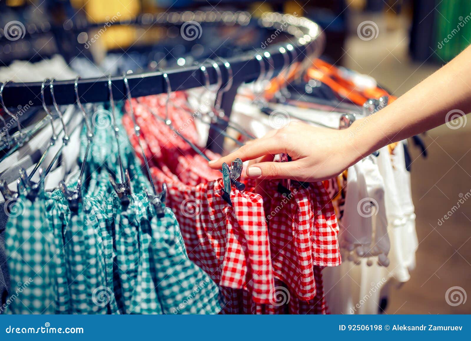 Mujer De Moda Que Elige La Ropa Foto de archivo - Imagen de escaparate ...