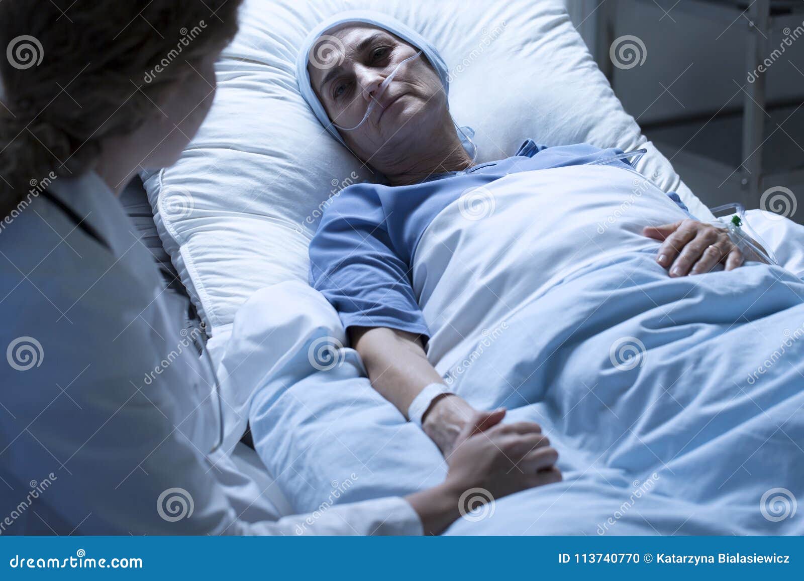 Mujer De Muerte Con La Enfermera Foto de archivo - Imagen de enfermera ...