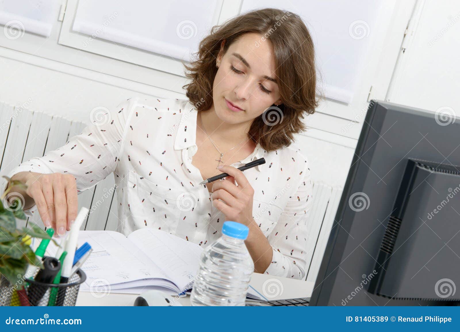 Mujer De Negocios Bastante Joven Que Trabaja En La PC En Oficina Imagen ... Mujer De Negocios Bastante Joven Que Trabaja En La PC En Oficina Imagen ...