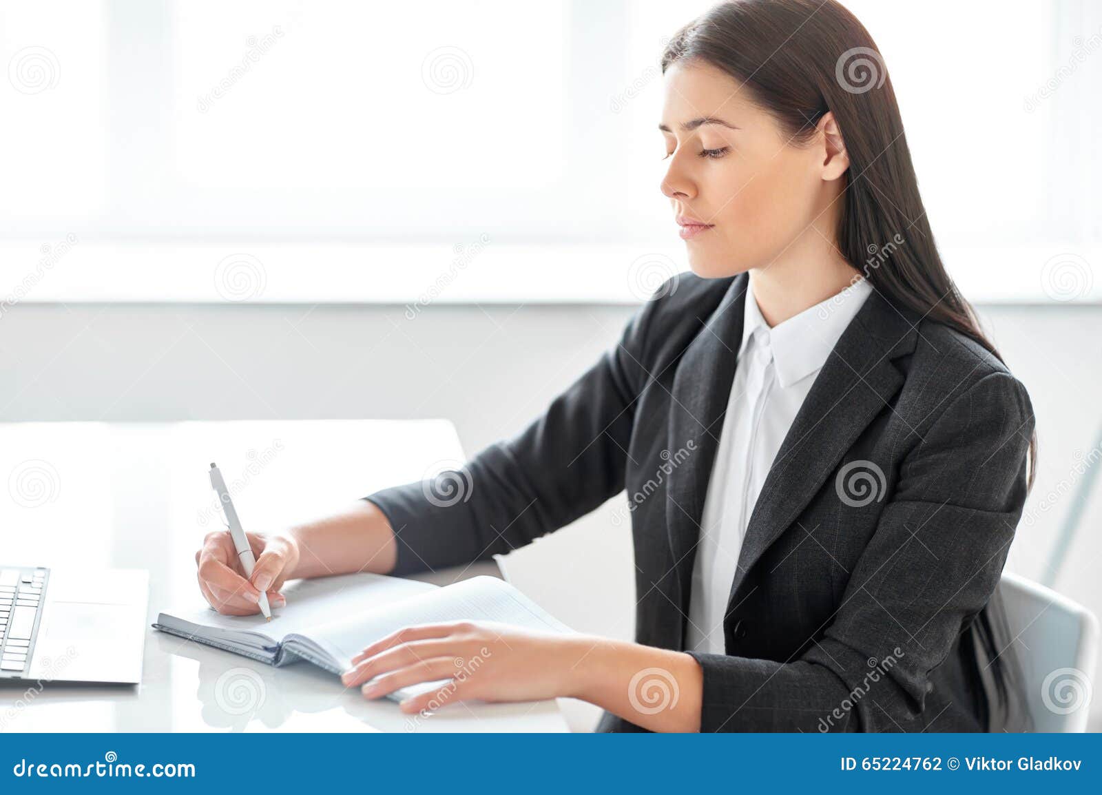 Mujer De Negocios Joven Que Trabaja En La Oficina Foto de archivo ... Mujer De Negocios Joven Que Trabaja En La Oficina Foto de archivo ...