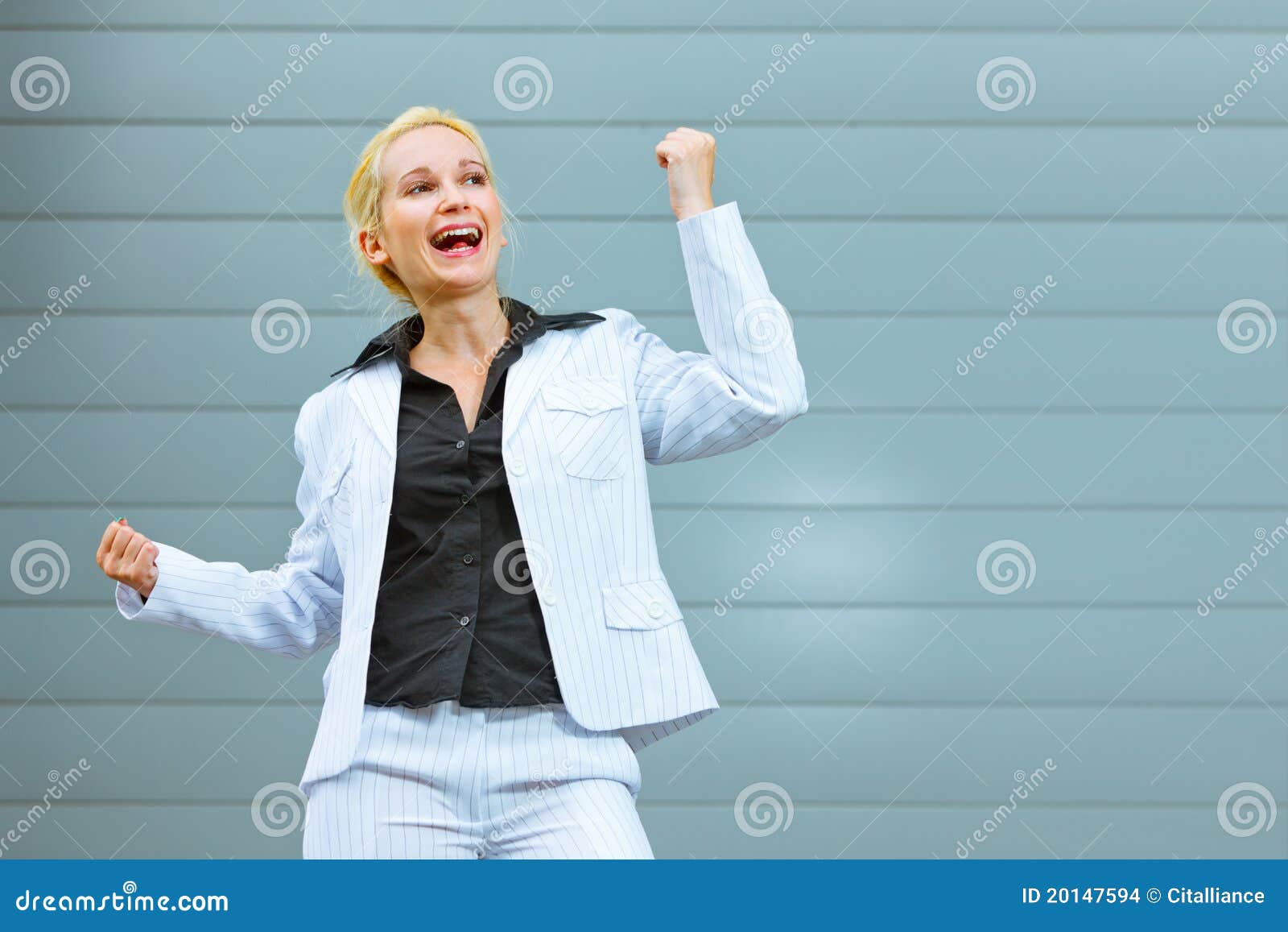Mujer De Negocios Moderna Contenta En El Edificio De Oficinas Foto de ...