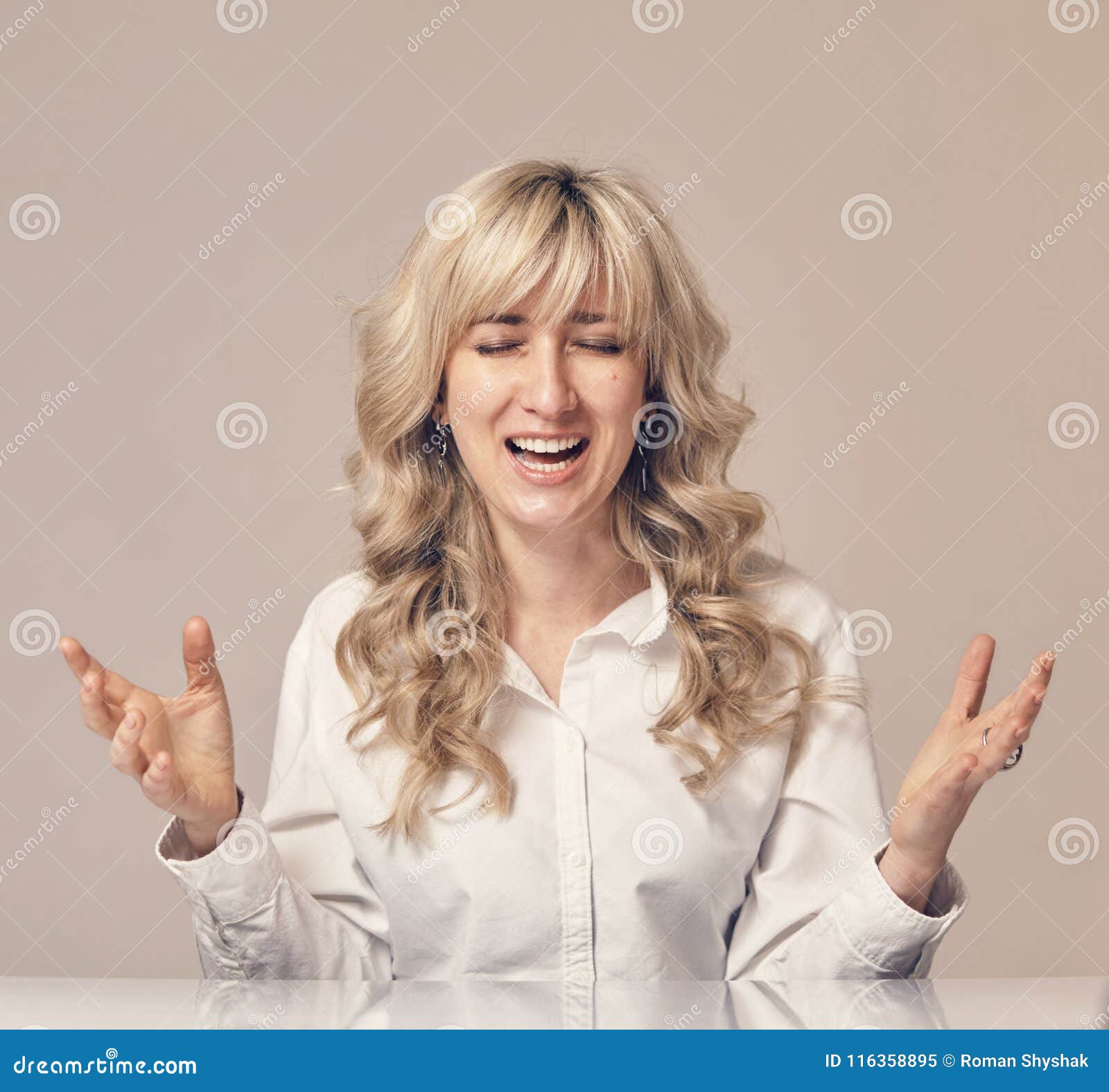 Mujer De Negocios Que Espera Algo Agradable Imagen de archivo - Imagen ...