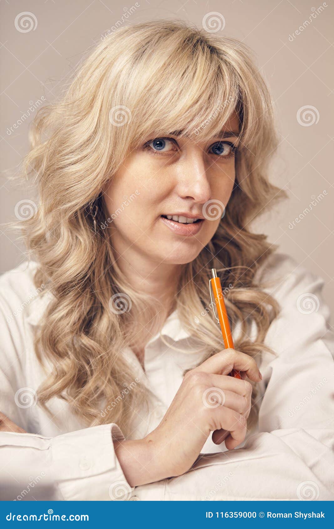 Mujer De Negocios Que Espera Algo Agradable Foto de archivo - Imagen de ...