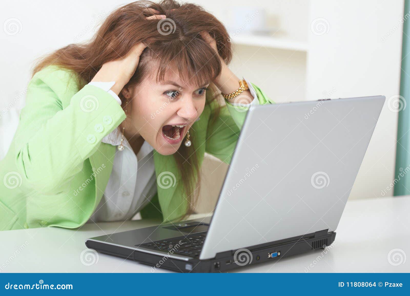 Mujer Decepcionada Con Cópula En Internet Foto de archivo - Imagen de ...