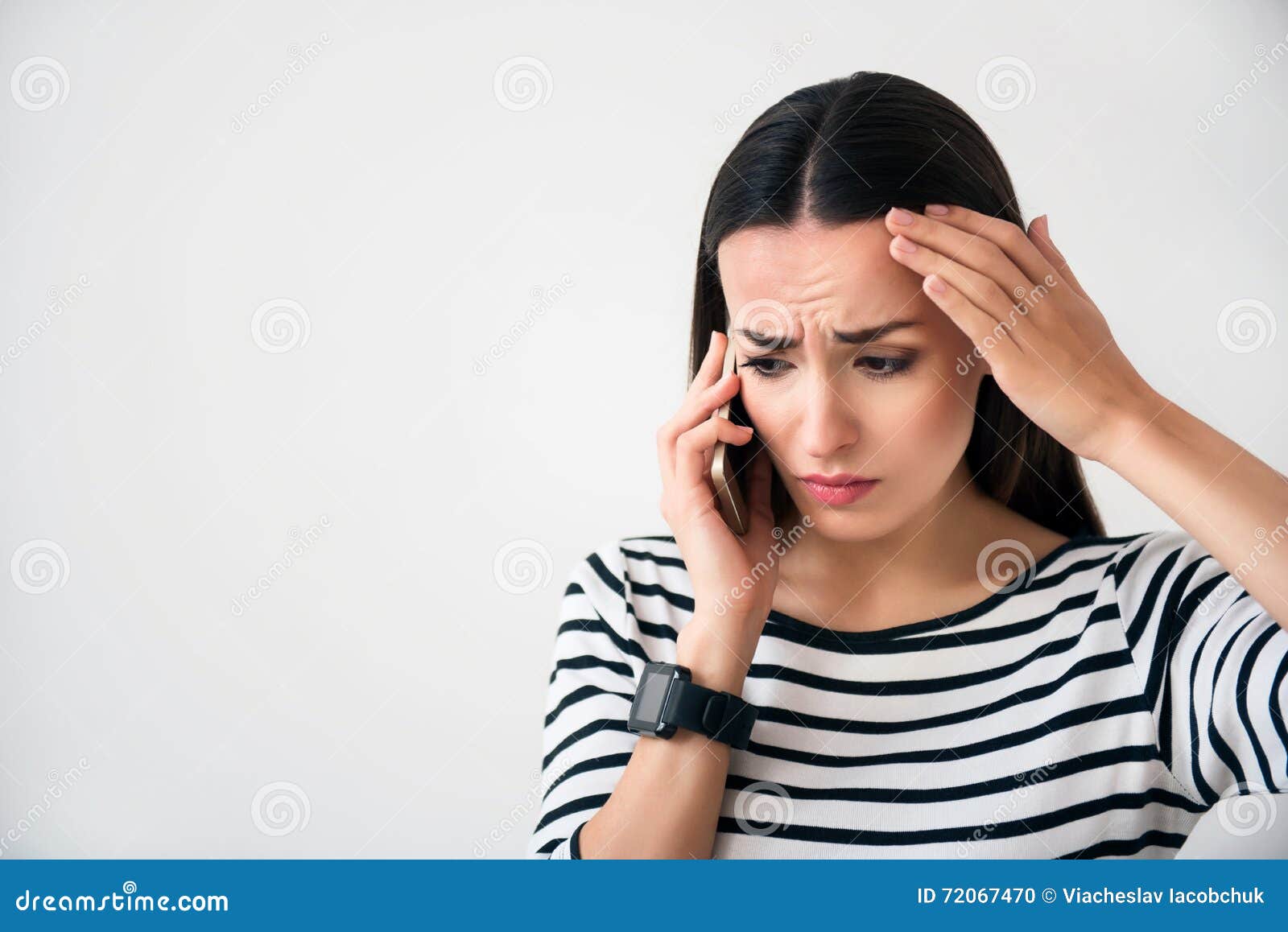 Mujer Decepcionada Que Habla En El Teléfono Celular Foto de archivo ...