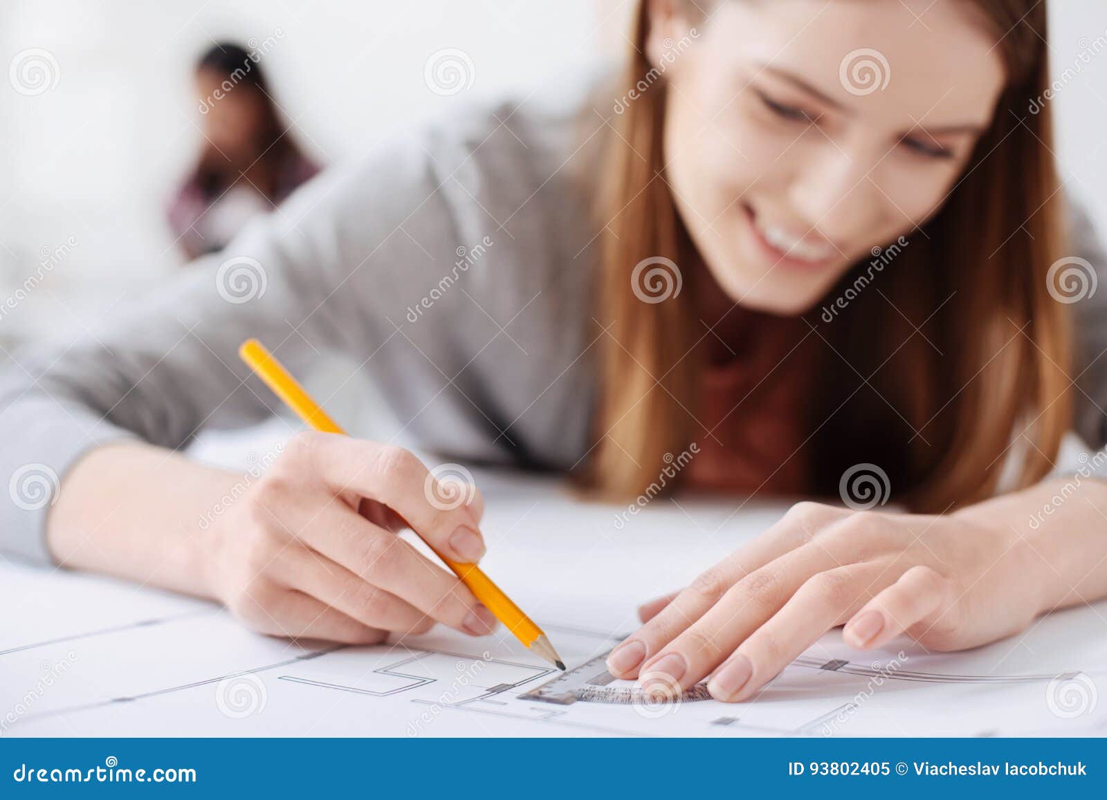 Mujer Dedicada Dotada Que Trabaja En Un Dibujo Del Modelo Imagen de ...