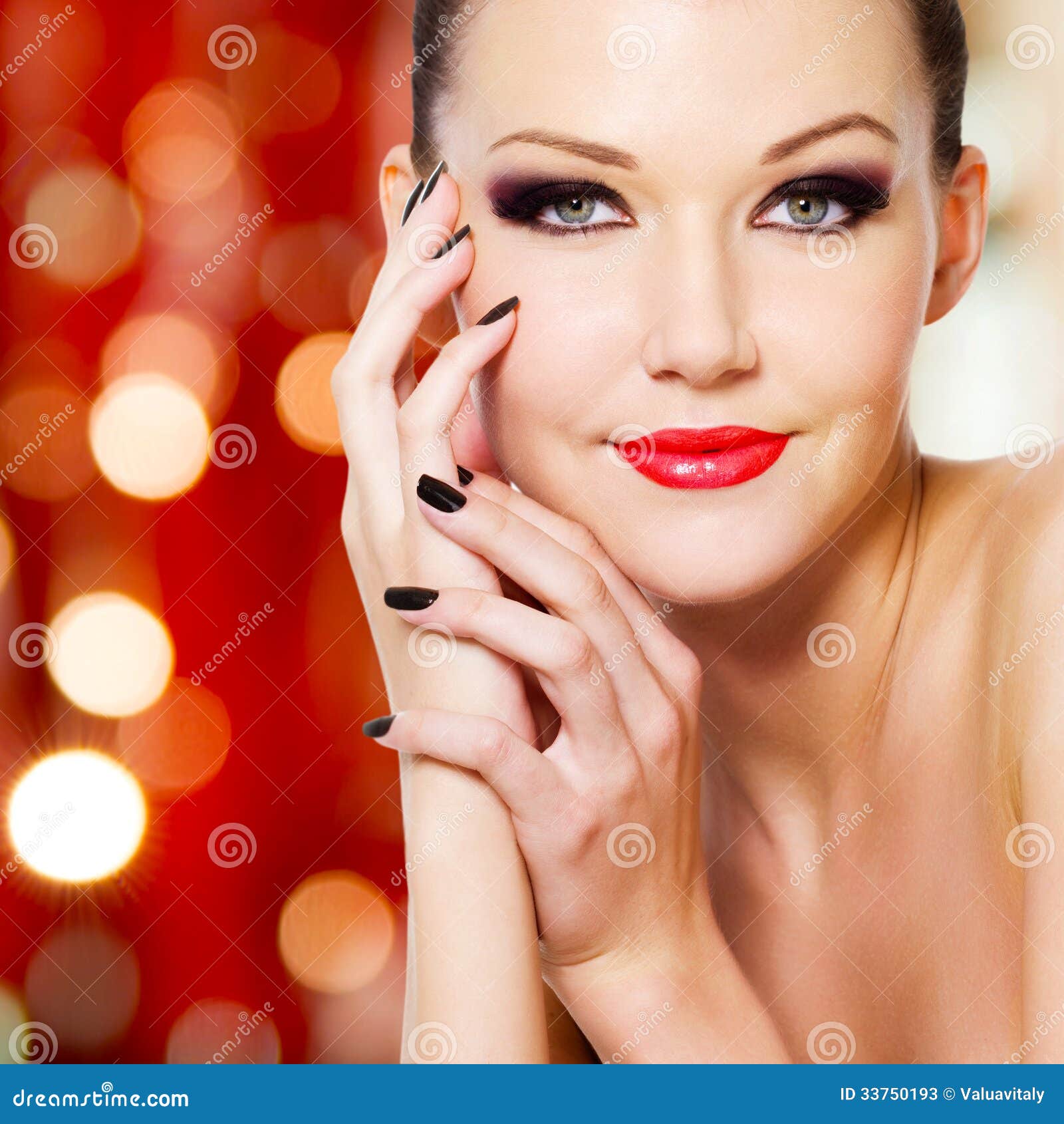 Mujer Del Encanto Con Los Labios De Los Rojos Imagen de archivo ...