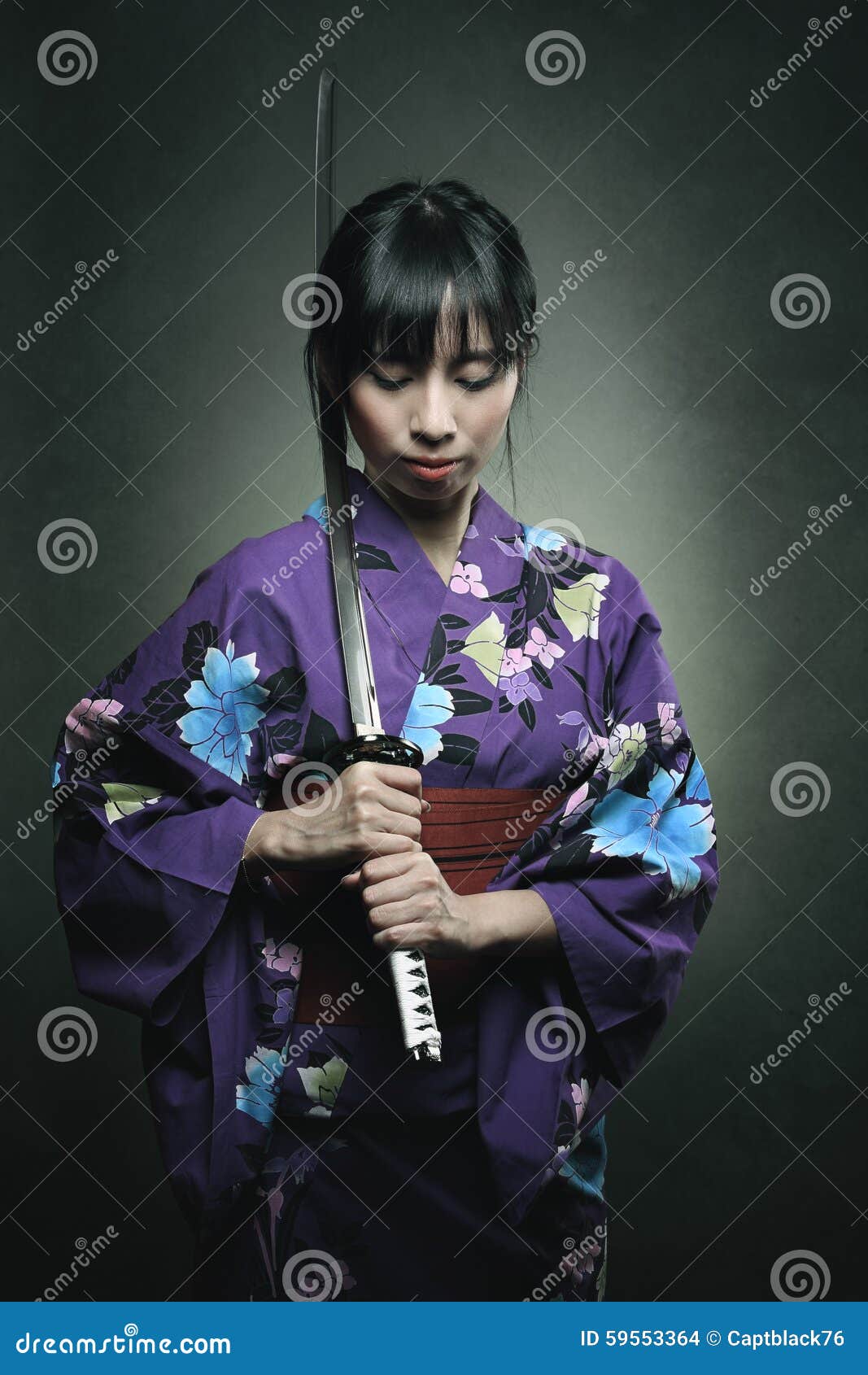 Mujer Del Samurai Con La Espada Del Katana Foto de archivo - Imagen de ...