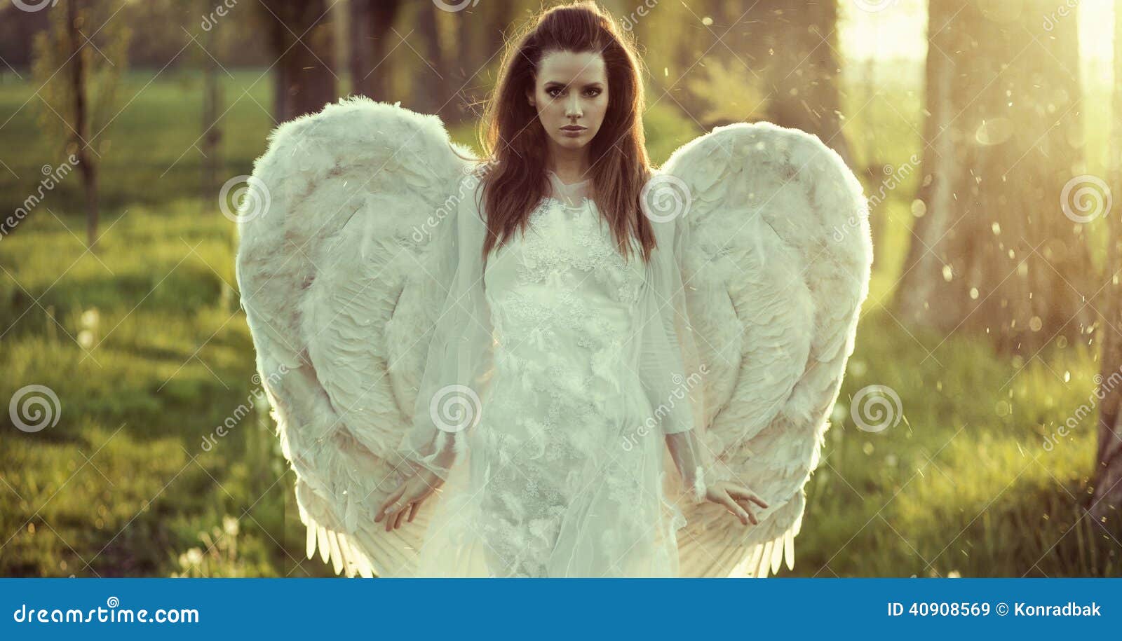 Mujer Delicada Vestida Como ángel Imagen de archivo - Imagen de bosque ...