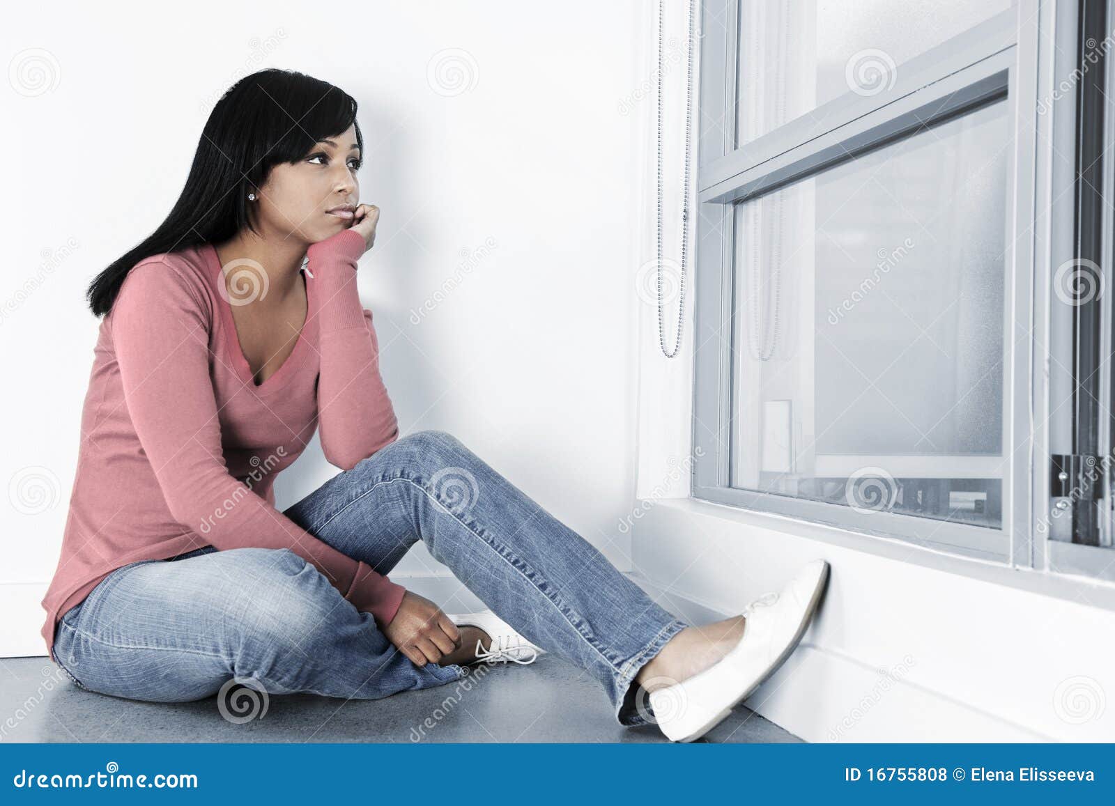 Mujer Deprimida Que Se Sienta En Suelo Foto de archivo - Imagen de ...