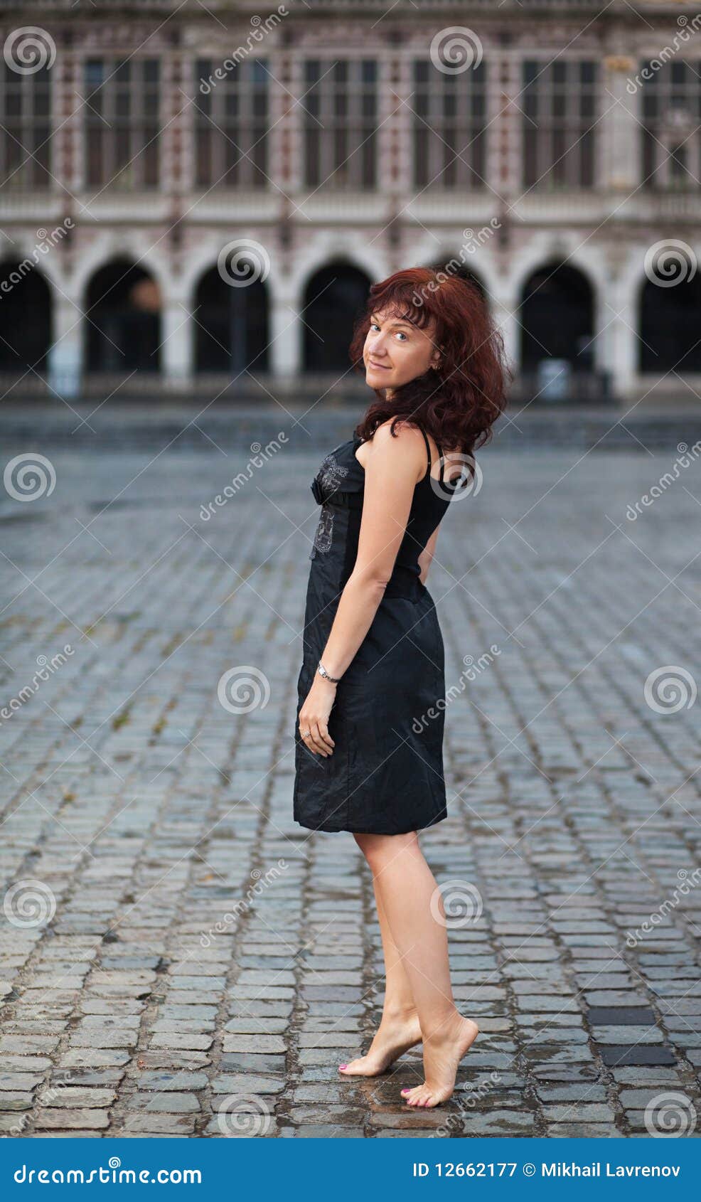 Mujer descalza de Redhair imagen de archivo. Imagen de foco - 12662177