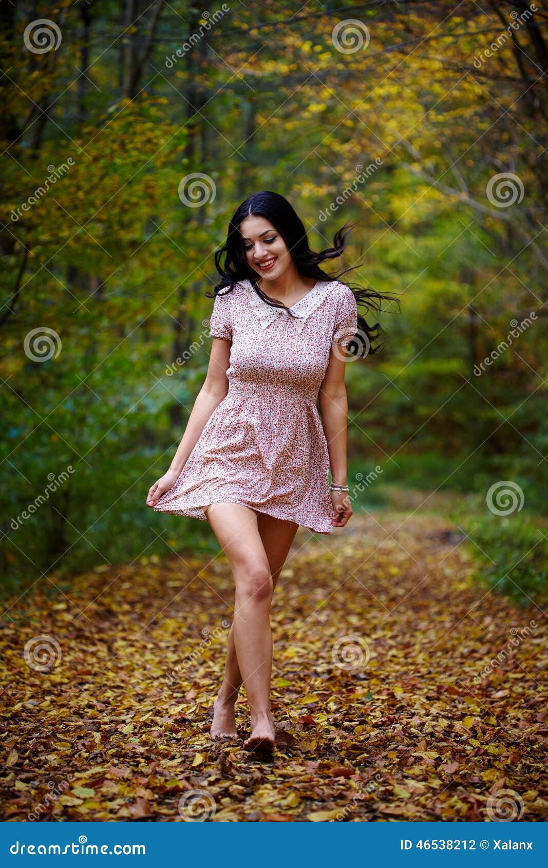 Mujer Descalza En El Bosque Foto de archivo - Imagen de descalzo ...