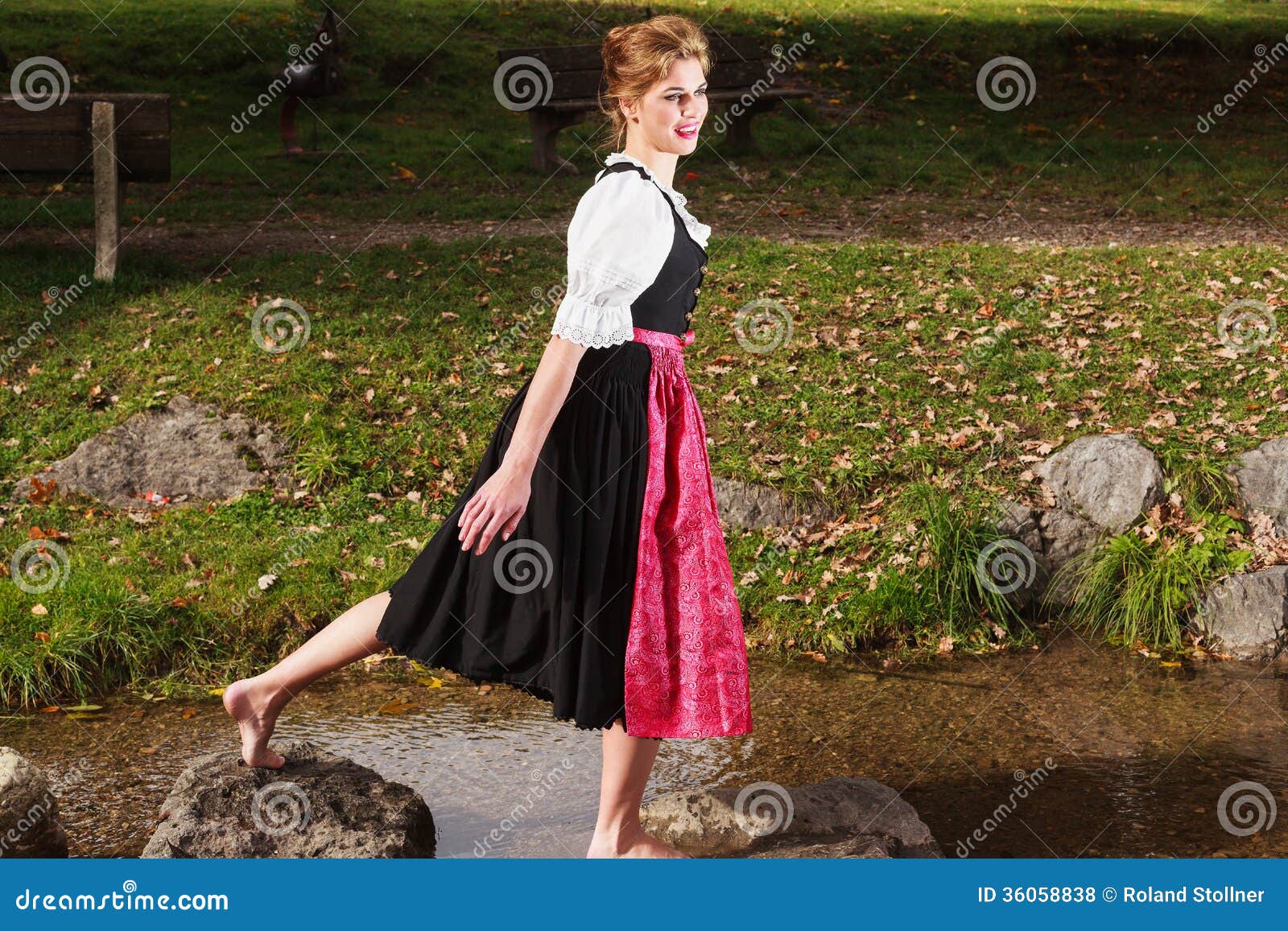 Mujer Descalza Hermosa En Un Dirndl Foto de archivo - Imagen de ...