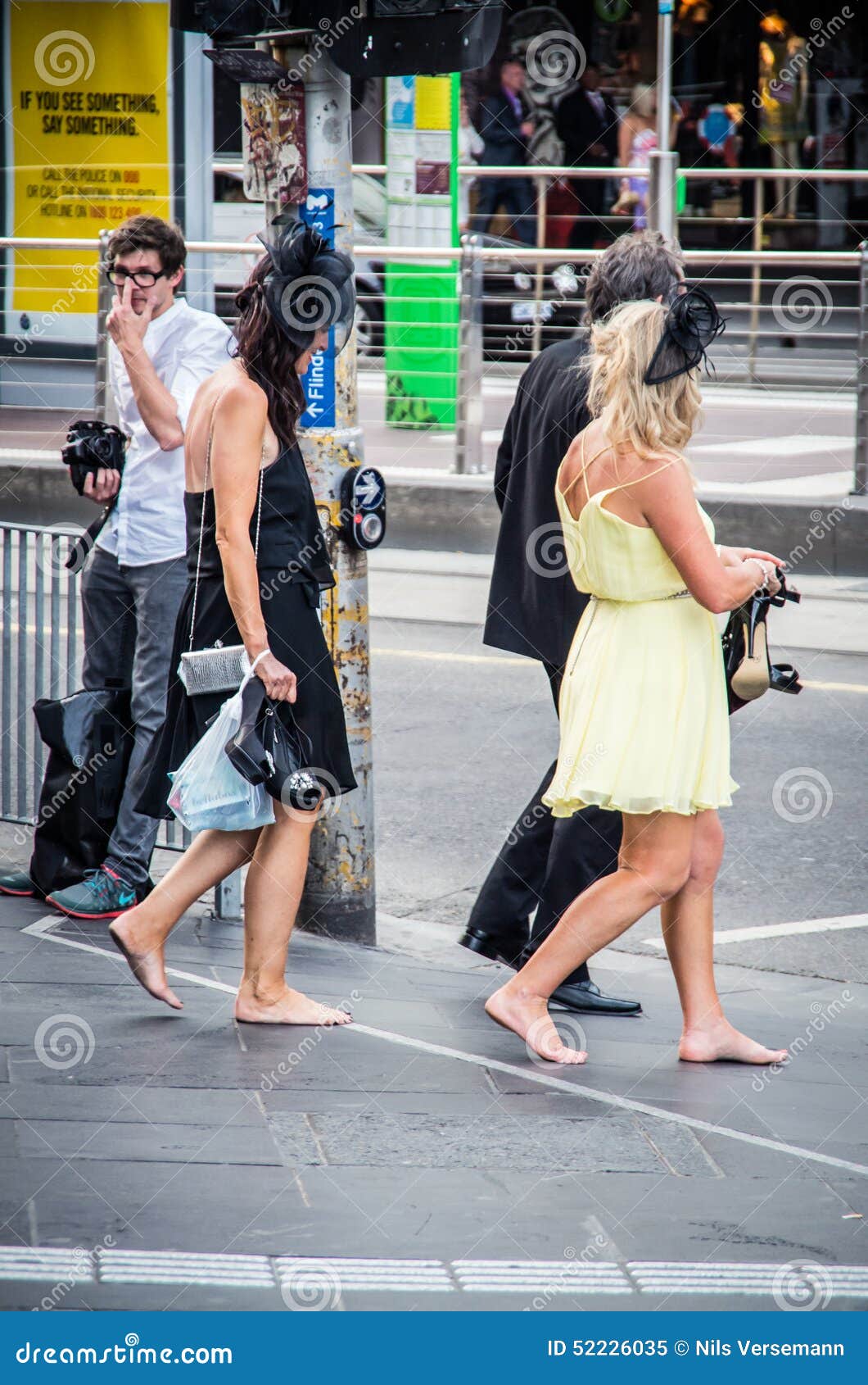 Mujer Descalza Que Vuelve De Melbourne Cup Imagen editorial - Imagen de ...