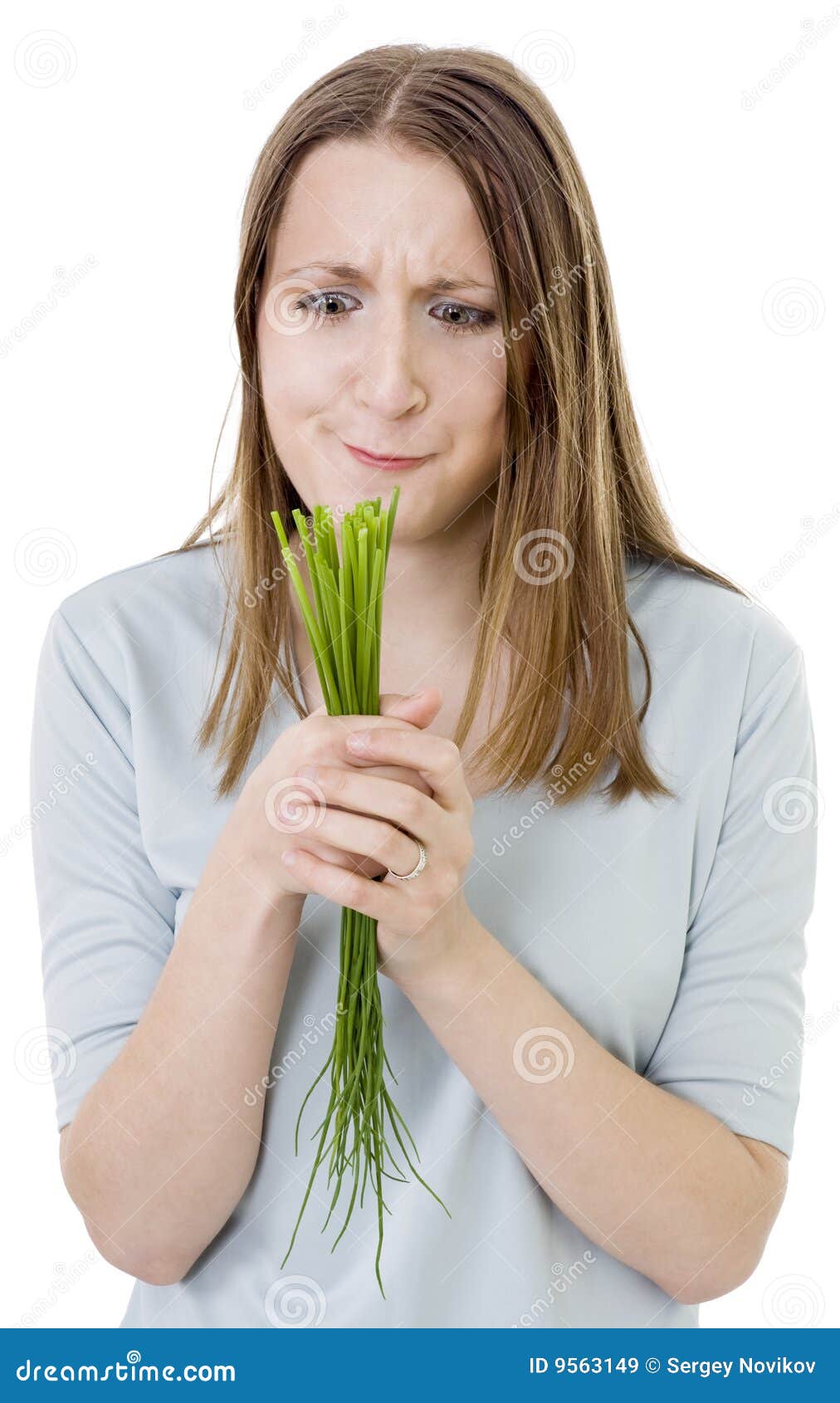 Mujer Desconcertada Con El Manojo De Hierba Imagen de archivo - Imagen ...