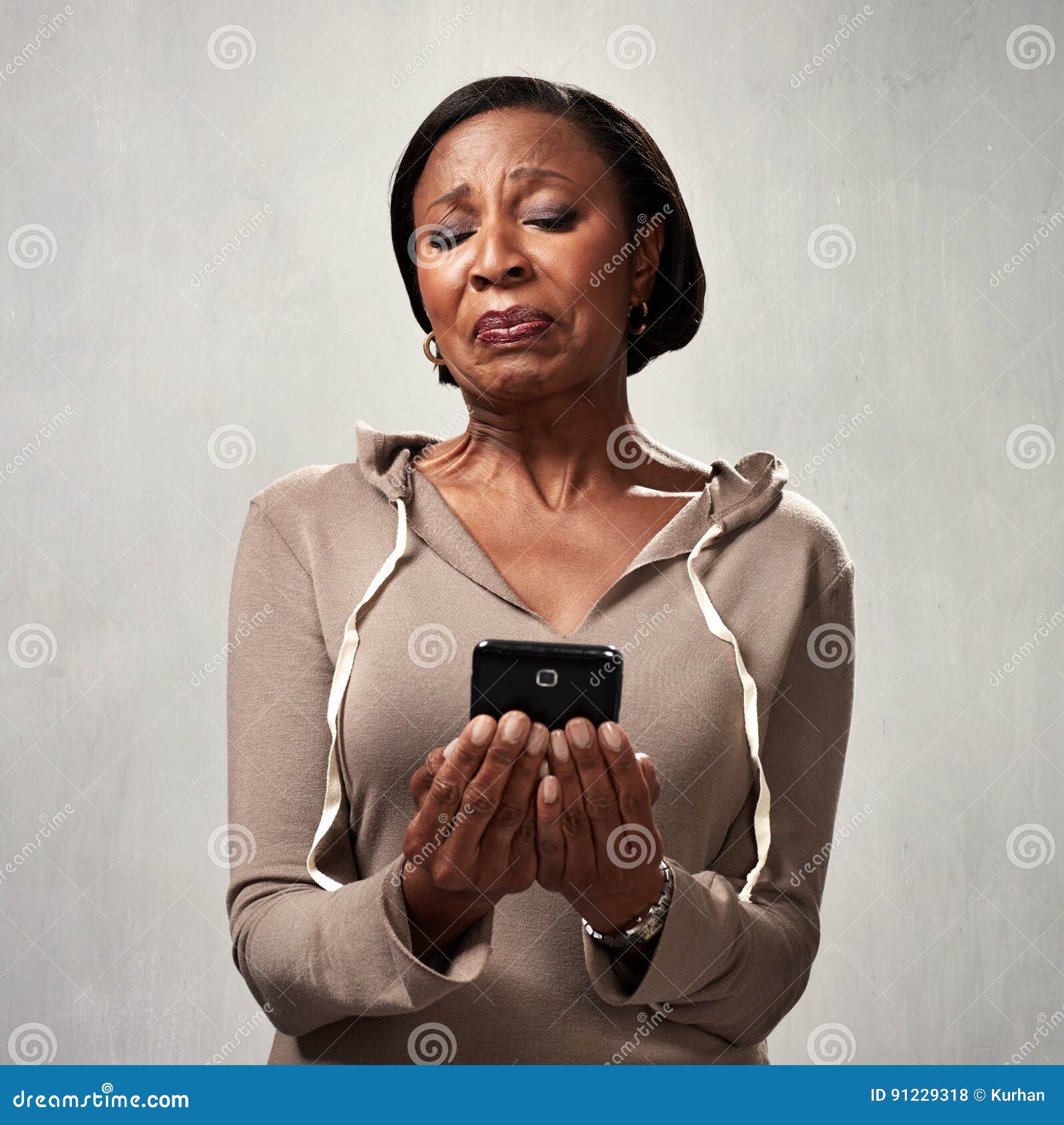 Mujer Descontenta Con Smartphone Foto de archivo - Imagen de charla ...