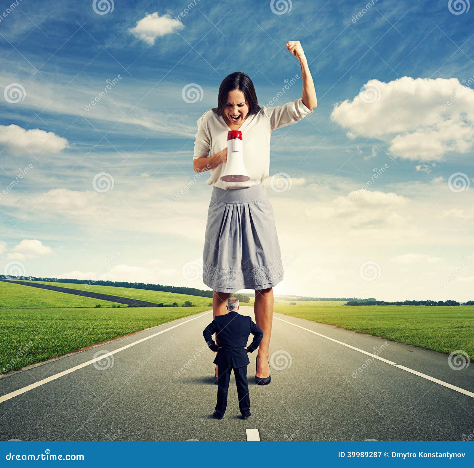 Mujer Descontenta Y Hombre Mayor Tranquilo Imagen de archivo - Imagen ...