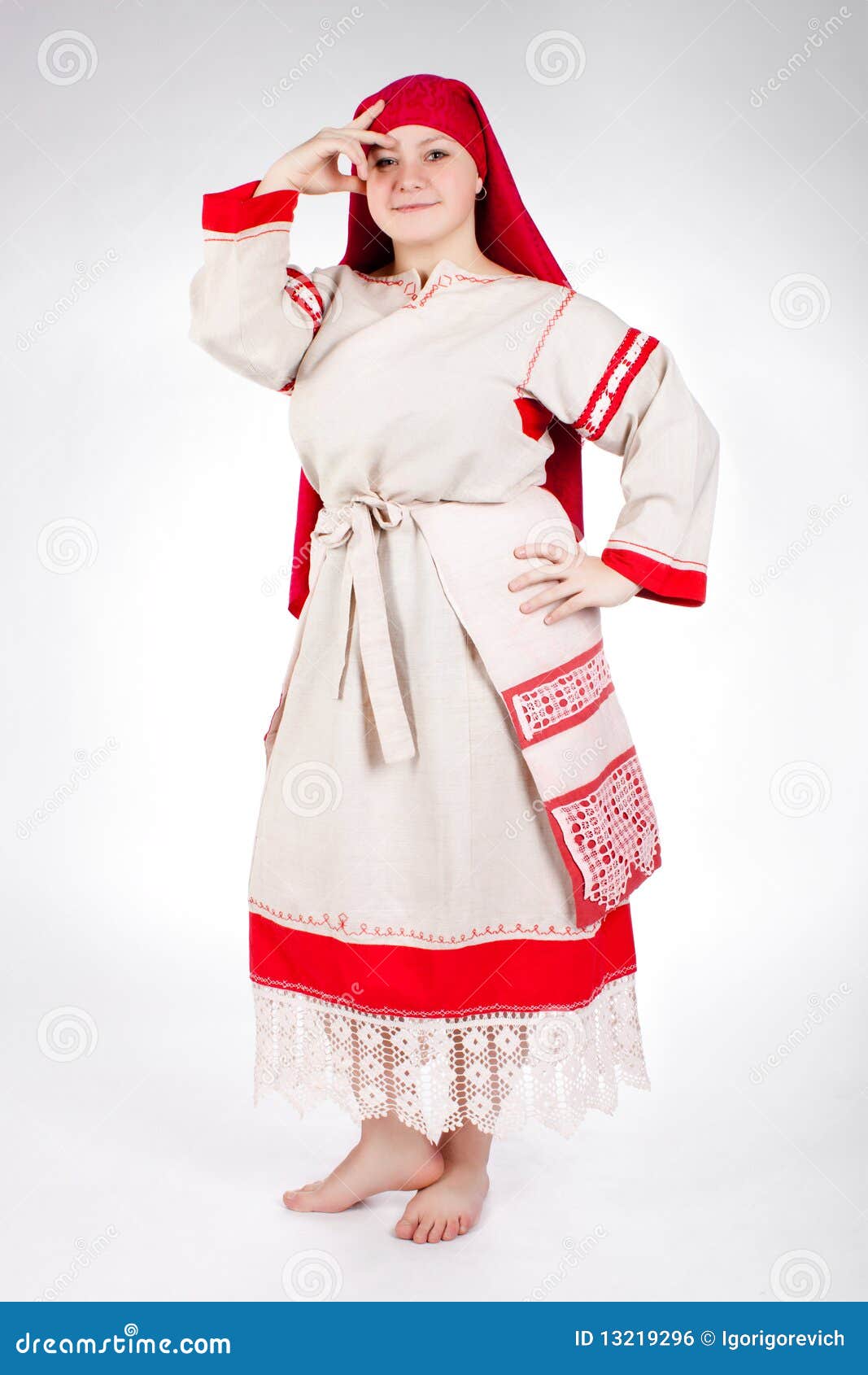 Mujer Divertida Rusa Que Presenta En Ropa Nacional Foto de archivo ...