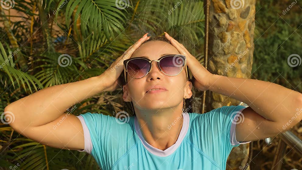 Mujer Duchándose En Un Jardín Cerca Del Hotel Niña En Swimsui Azul