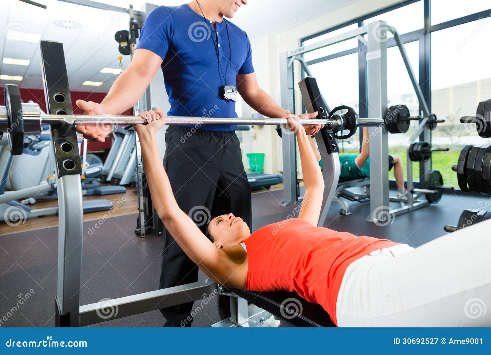 Mujer E Instructor Personal En Gimnasio Imagen de archivo - Imagen de ...