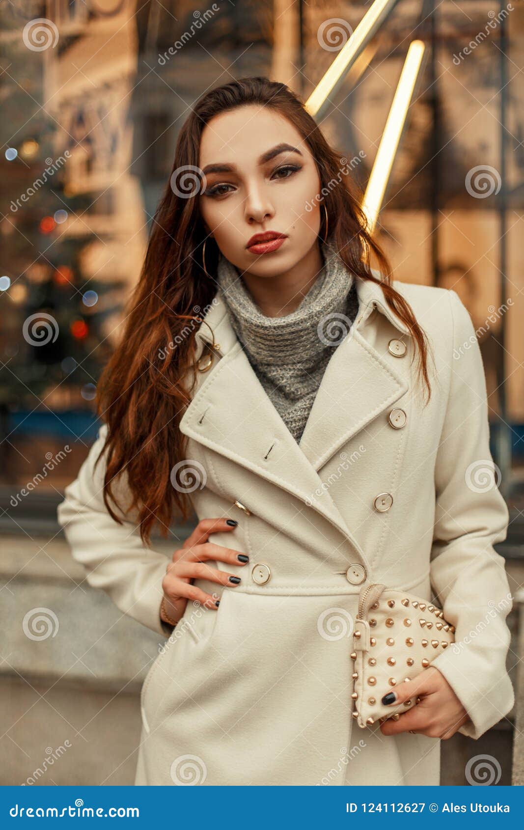 Mujer Elegante De Moda En Una Capa De Moda Con Un Elegante Imagen de ...
