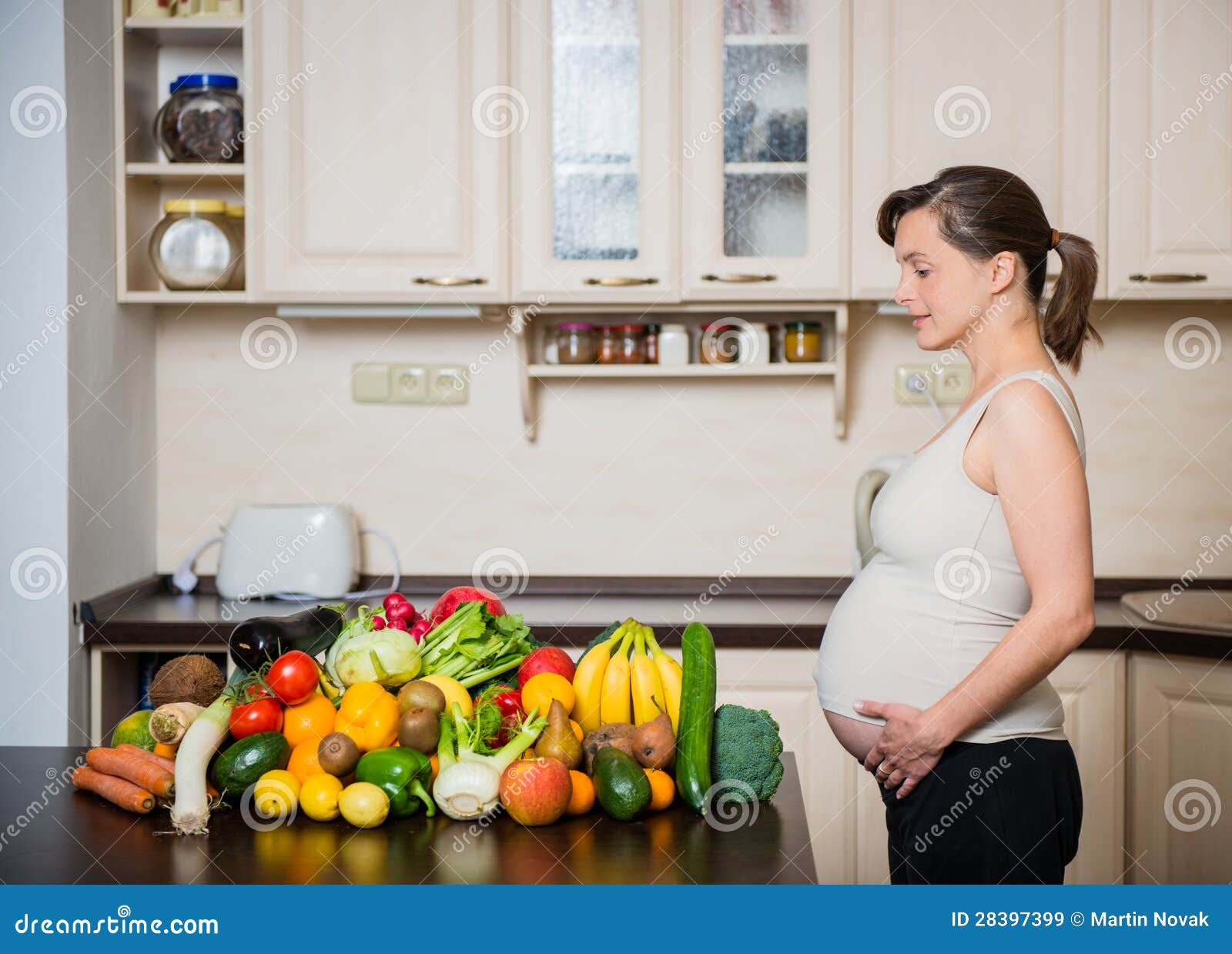 Mujer Embarazada - Comida Sana Imagen de archivo - Imagen de persona ...