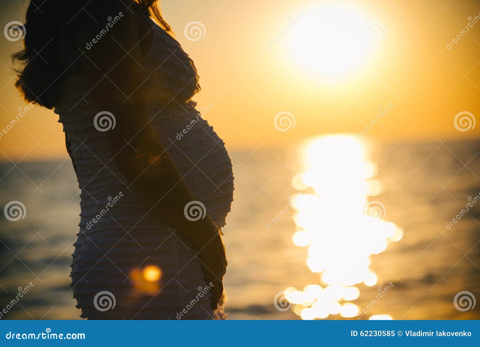 Mujer Embarazada Con El Oso De Peluche Imagen de archivo - Imagen de ...