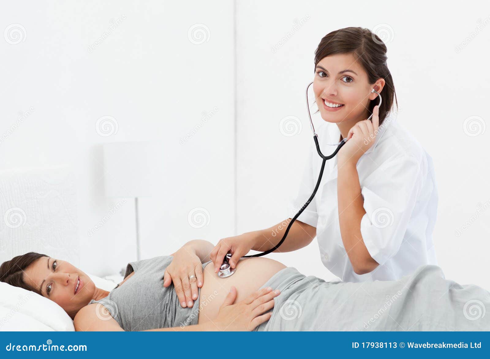 Mujer Embarazada Con Una Enfermera Imagen de archivo - Imagen de feliz ...