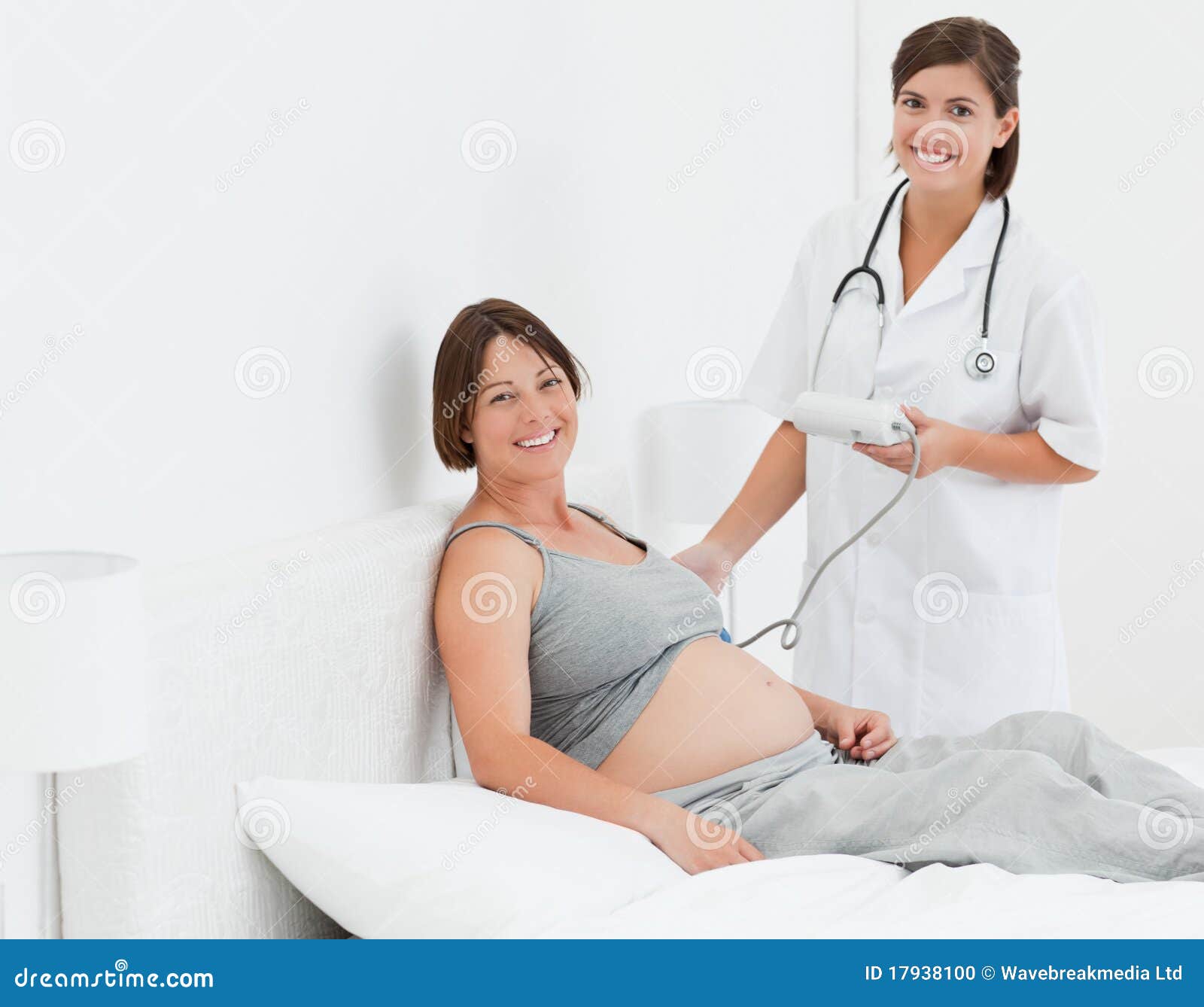 Mujer Embarazada Con Una Enfermera Smilling Foto de archivo - Imagen de ...