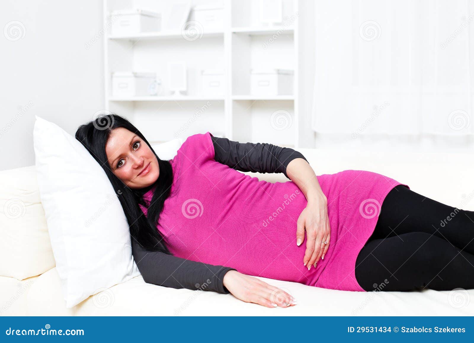 Mujer Embarazada De Relajación Foto de archivo - Imagen de gente ...