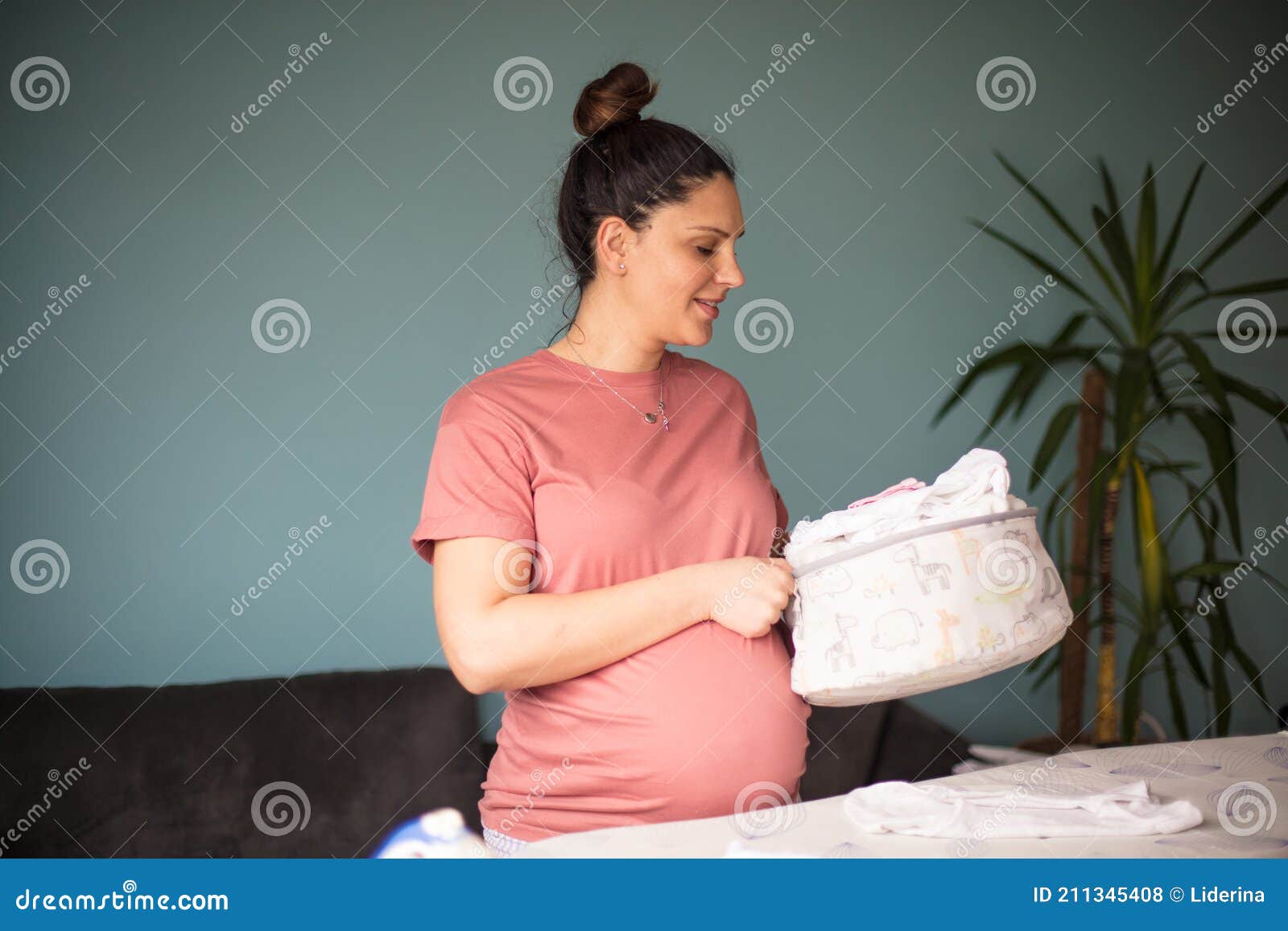 Mujer Embarazada En Casa Preparando Colada De Bebe Foto de archivo ...